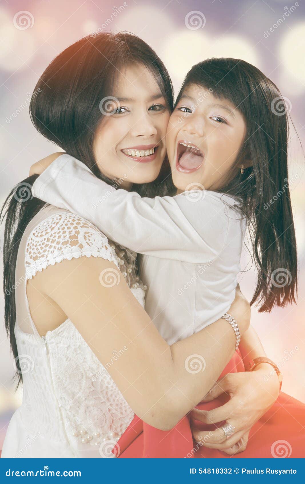 Nettes Kind Umarmt Ihre Mutter Stockfoto - Bild von unschärfe, tochter ...