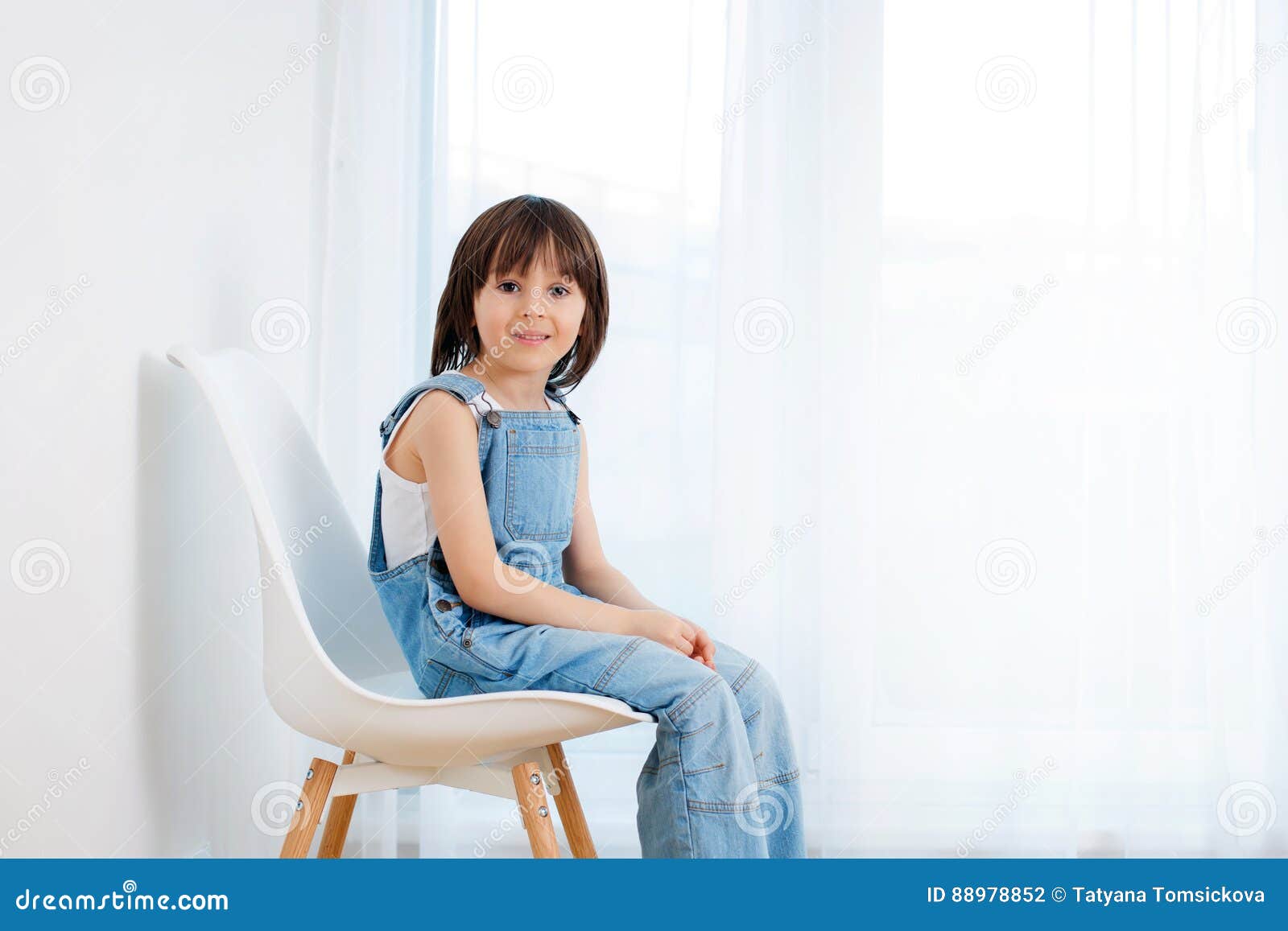 Nettes Kind, Zu Hause Sitzend Auf Weißem Stuhl Stockfoto - Bild von ...
