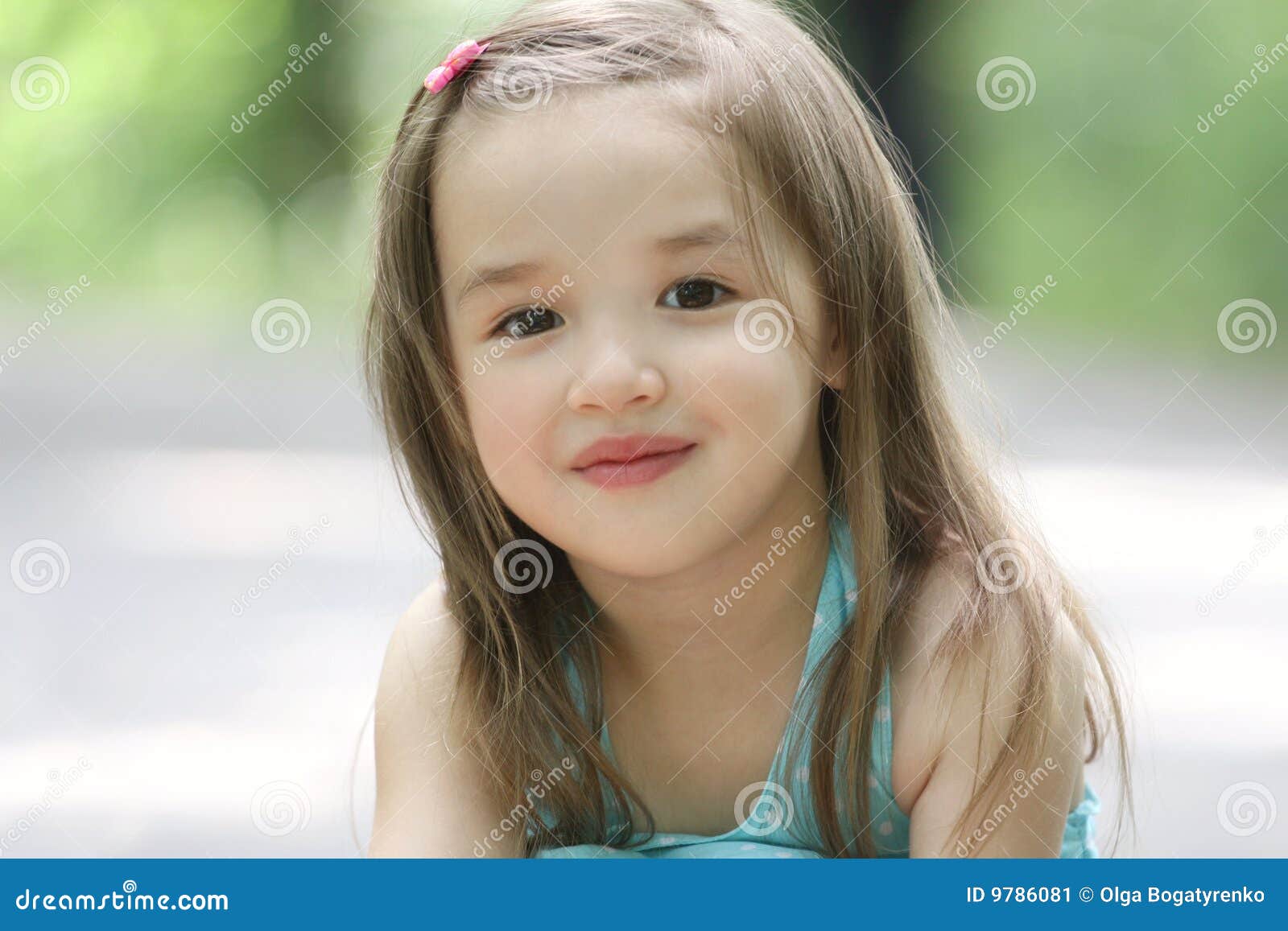 Nettes Kleines Kleinkind-Mädchen Stockbild - Bild von lächeln, kind ...