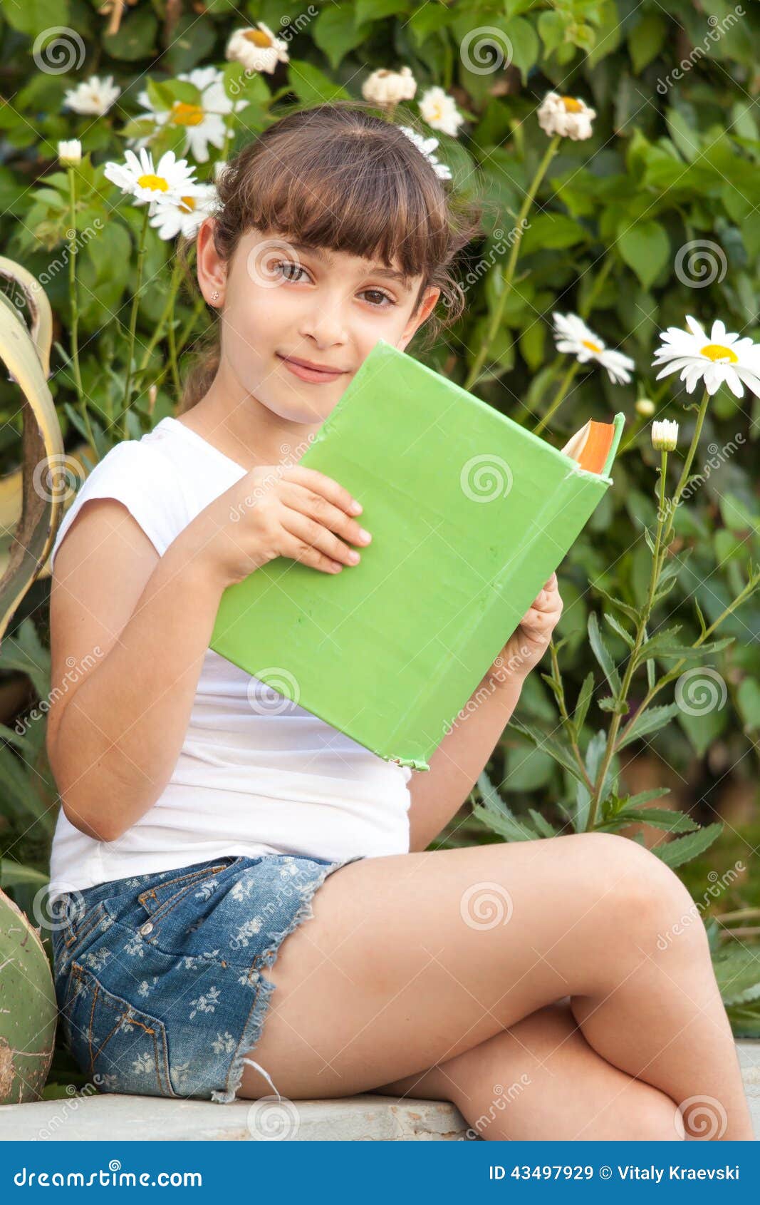 Nettes Kleines Schulmädchen-Lesebuch Stockbild - Bild von grün ...