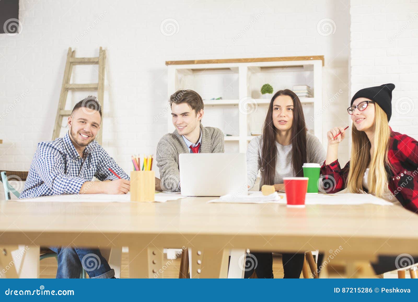 Nettes Team, Das an Projekt Arbeitet Stockfoto - Bild von behandeln ...