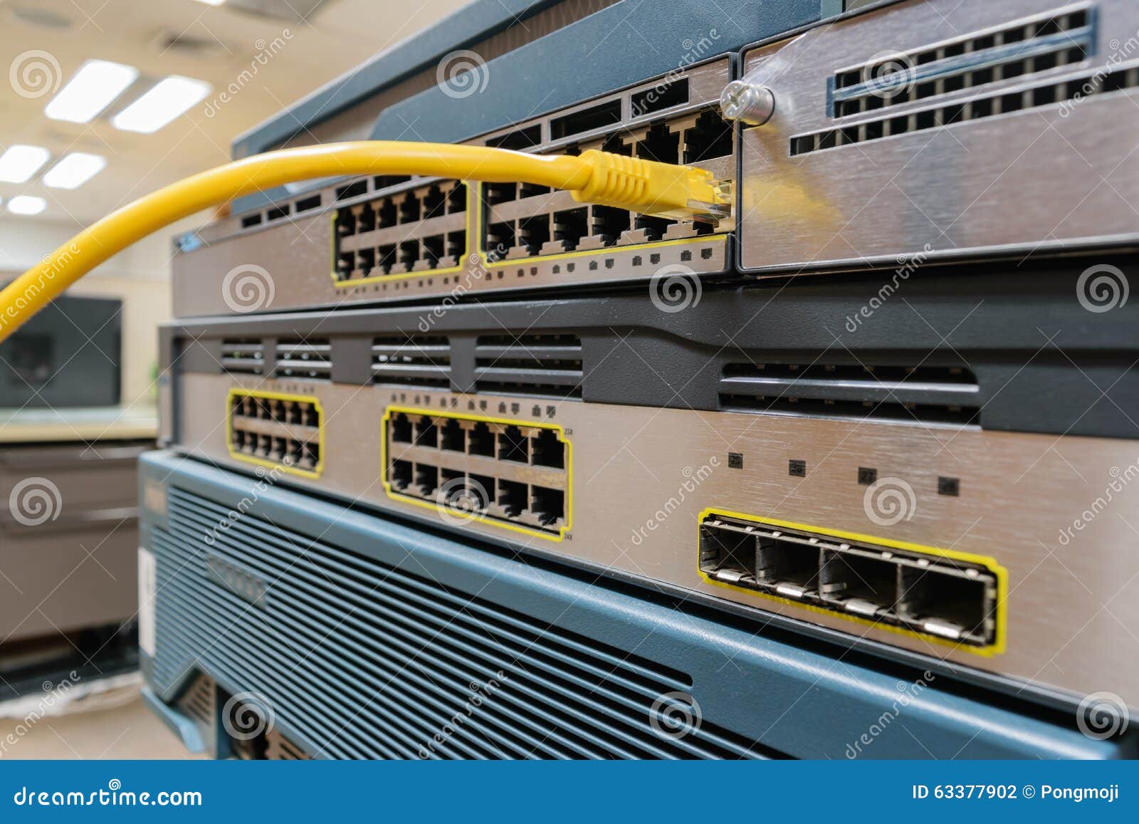 Netwerkschakelaar En LAN Line Stock Foto - Image of digitaal, breedband ...