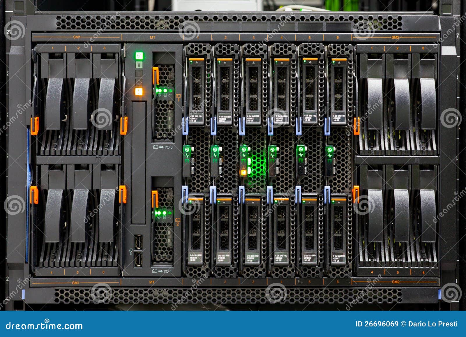 Netz-Server-Zahnstangen-Panel Mit Festplatten Stockbild - Bild von ...