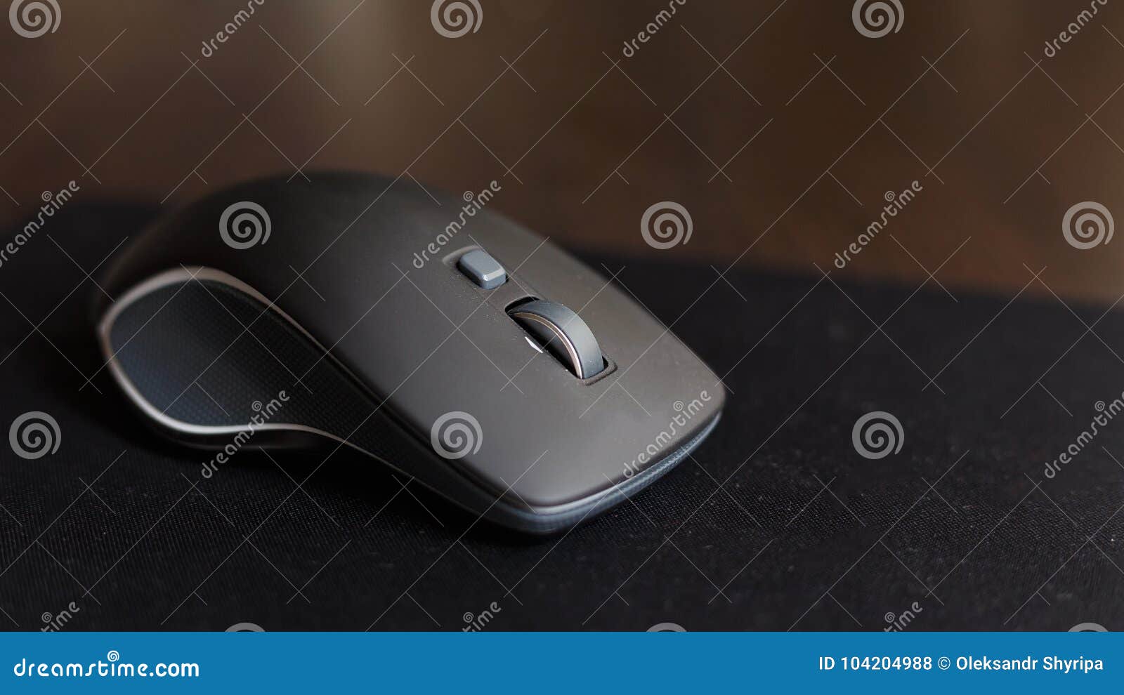 Neue Drahtlose Computermaus Auf Dem Desktop Stockfoto - Bild von ...