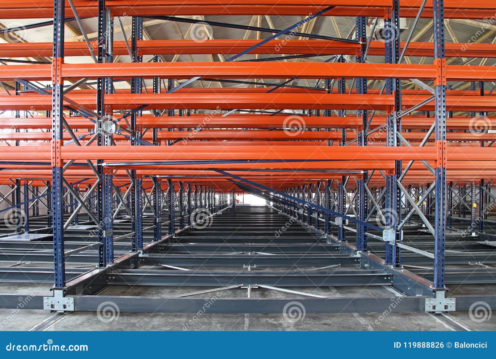 Neue Lager-Regale stockfoto. Bild von industriell, logistisch - 119888826