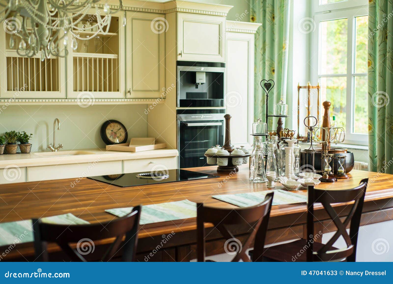 Neue Moderne Küche in Im Altem Stil Stockbild - Bild von ofen ...