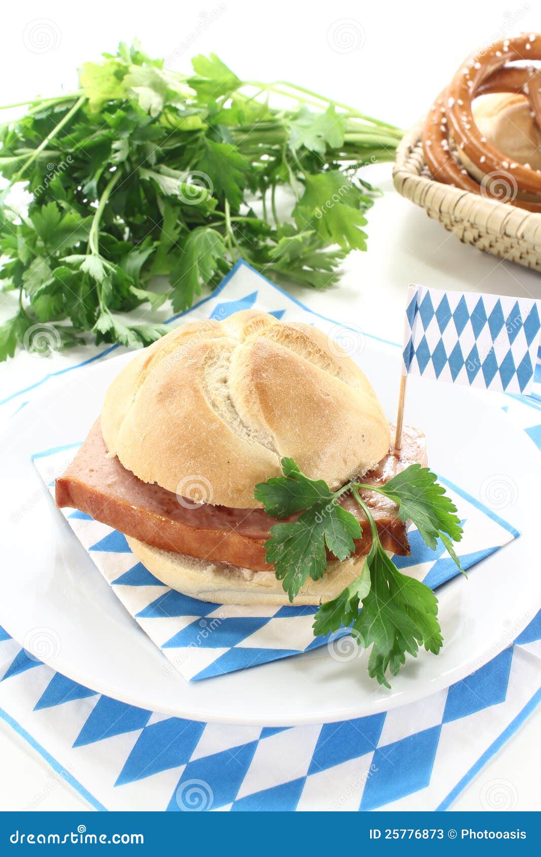 Neue Rolle Mit Rindfleisch- Und Schweinefleischlaib Stockbild - Bild ...