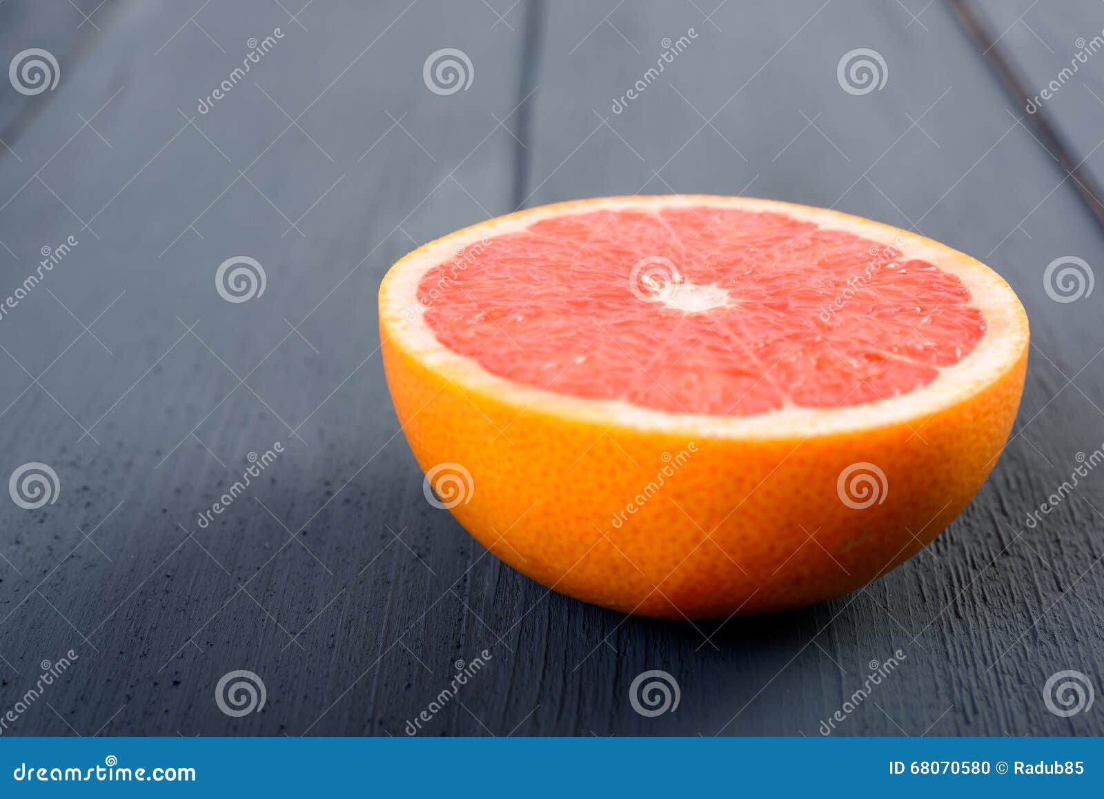 Neue Rote Pampelmusen-Scheibe Auf Tabelle Stockfoto - Bild von saftig ...