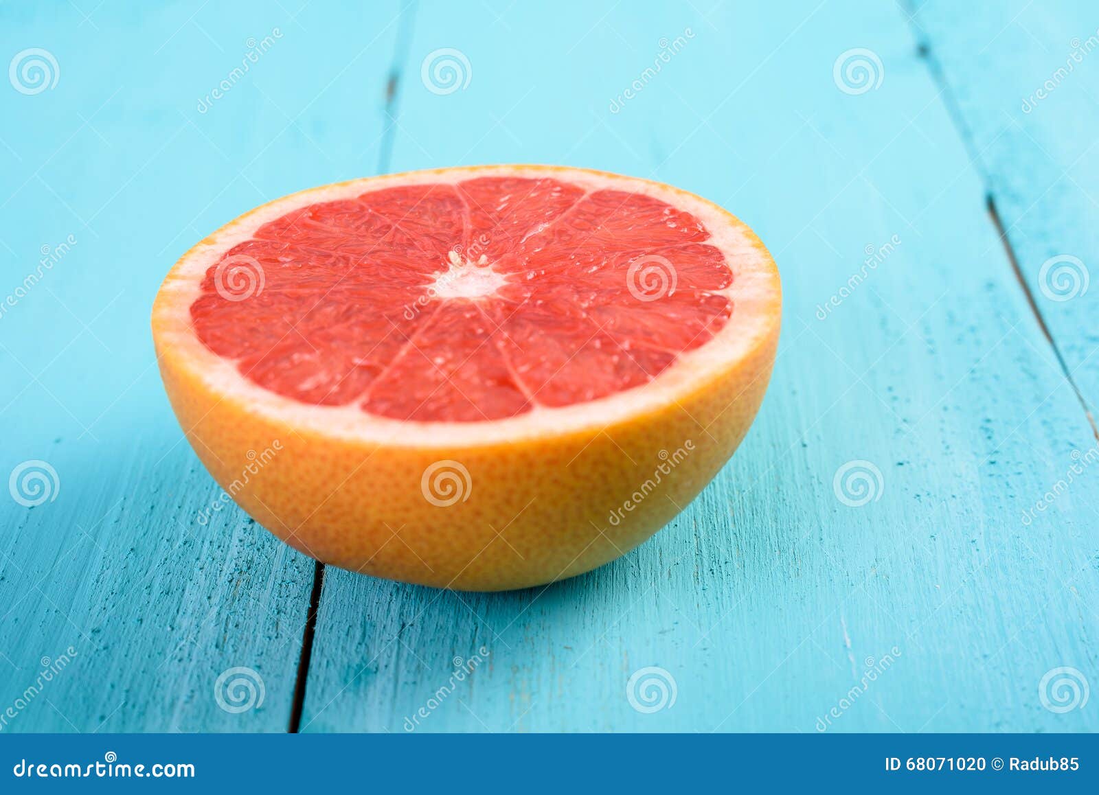 Neue Rote Pampelmusen-Scheibe Auf Tabelle Stockfoto - Bild von rund ...