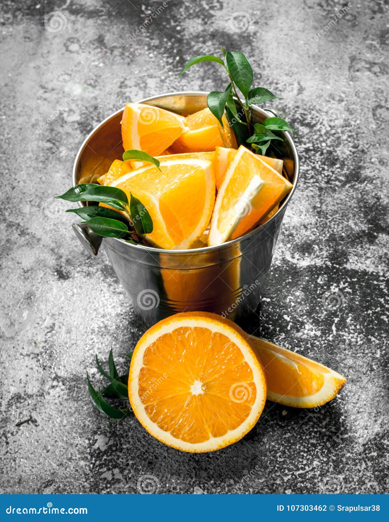Neue Scheiben Von Orangen Im Stahleimer Stockfoto - Bild von gesund ...