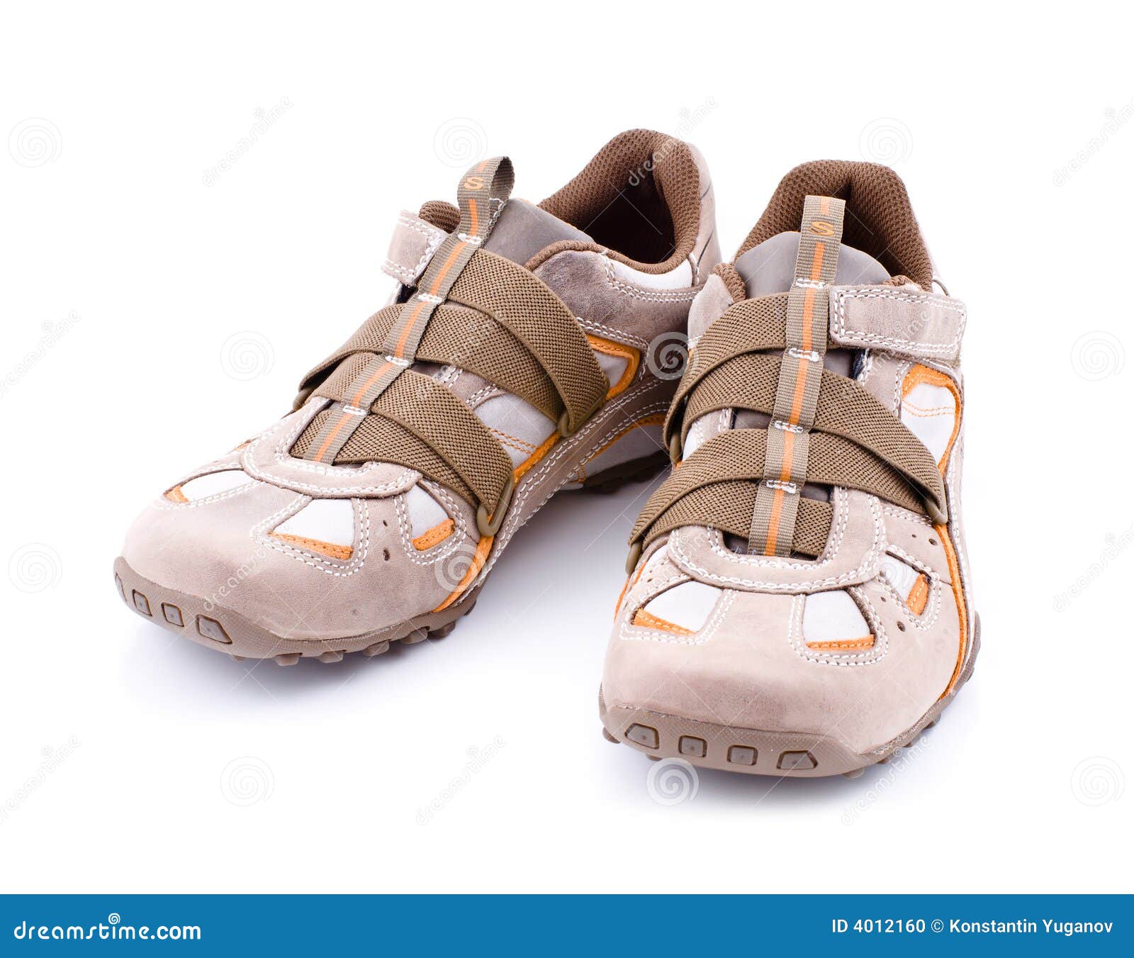 Neue Turnschuhe stockfoto. Bild von brücke, sachkenntnis - 4012160