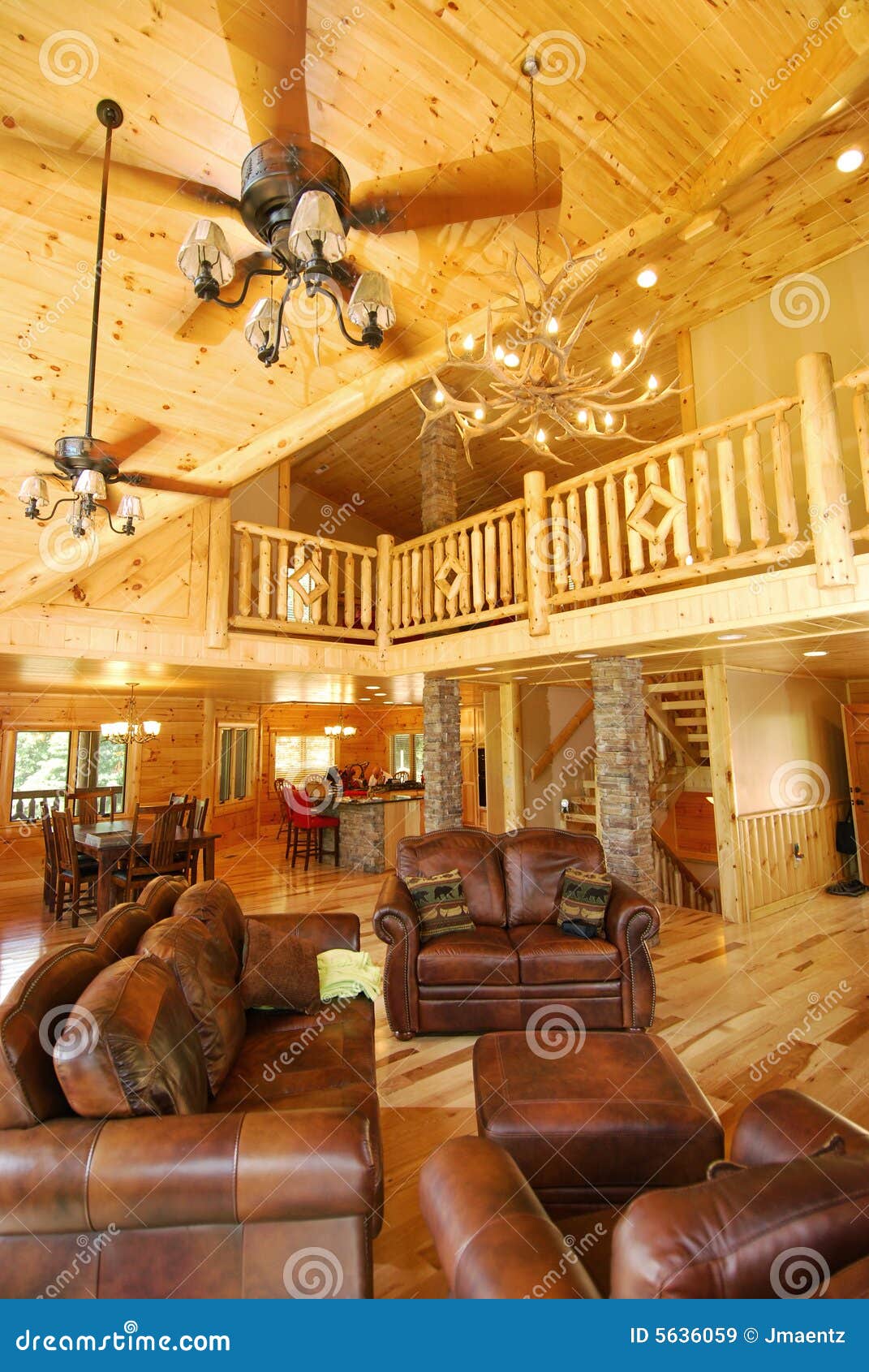 Neuer Protokoll-Haus-Innenraum Stockbild - Bild von gepäck, dachboden ...