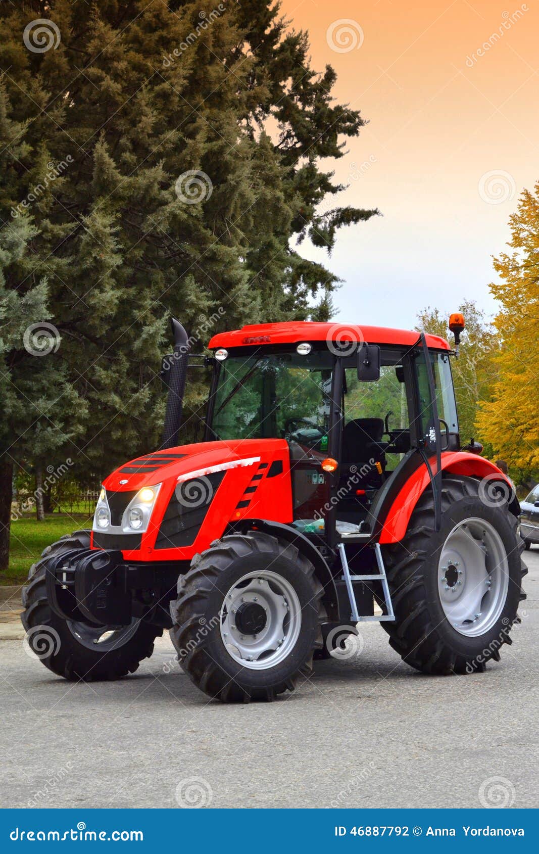 Neuer roter Traktor stockfoto. Bild von europa, land - 46887792