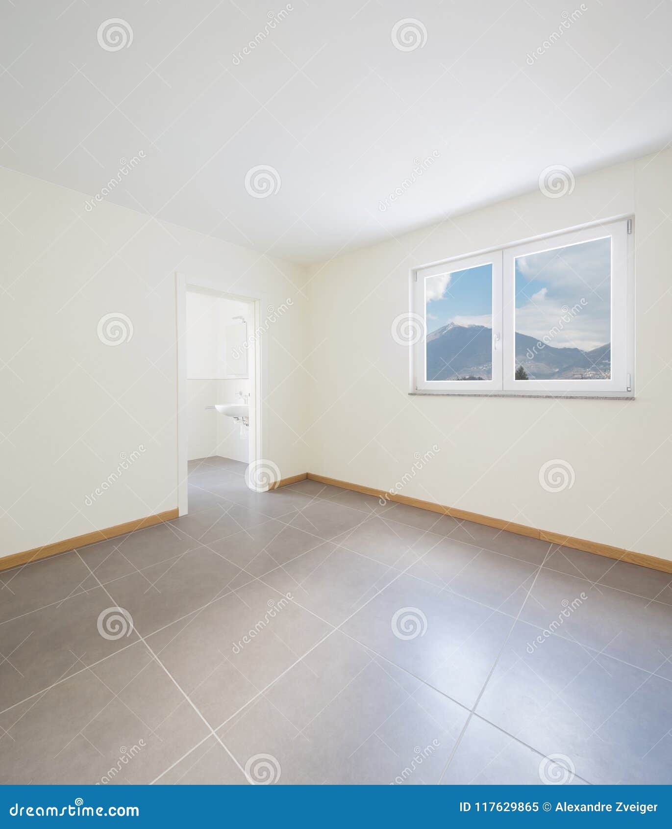 Neuer, Sauberer Und Leerer Raum Gerade Erneuert Stockbild - Bild von ...