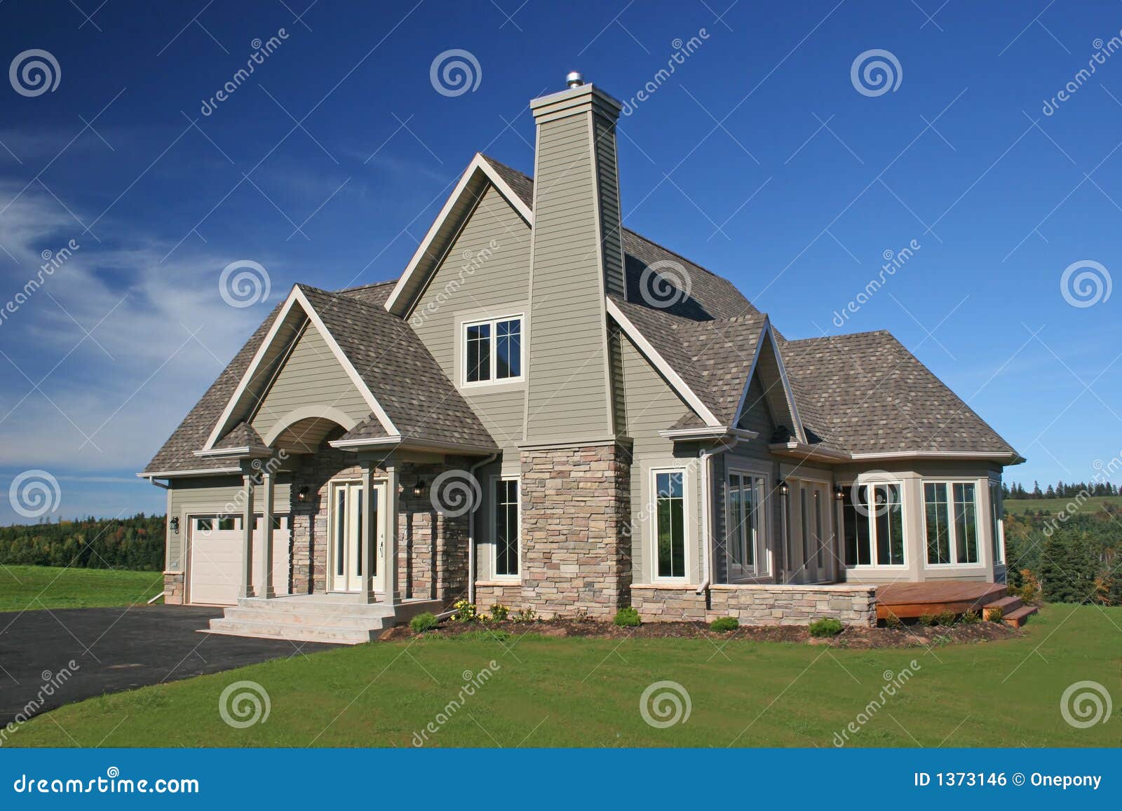 Neues Haus 2 stockfoto. Bild von aufenthaltsort, himmel - 1373146