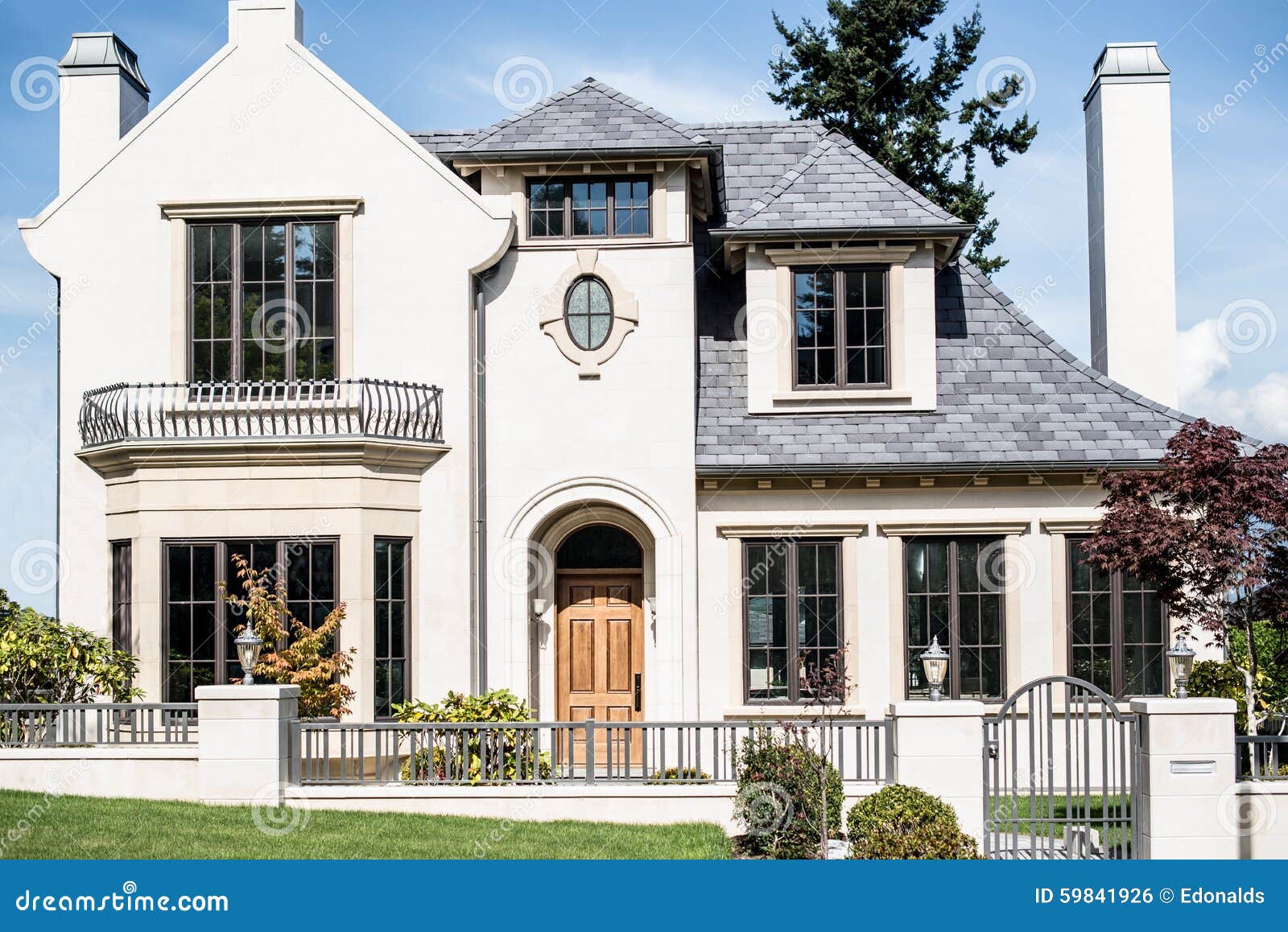 Neues Haus stockfoto. Bild von gras, wohn, architektur - 59841926