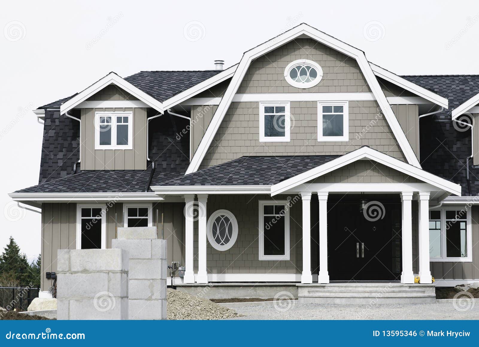 Neues Haus-Aufbau stockfoto. Bild von erhebung, wohnung - 13595346