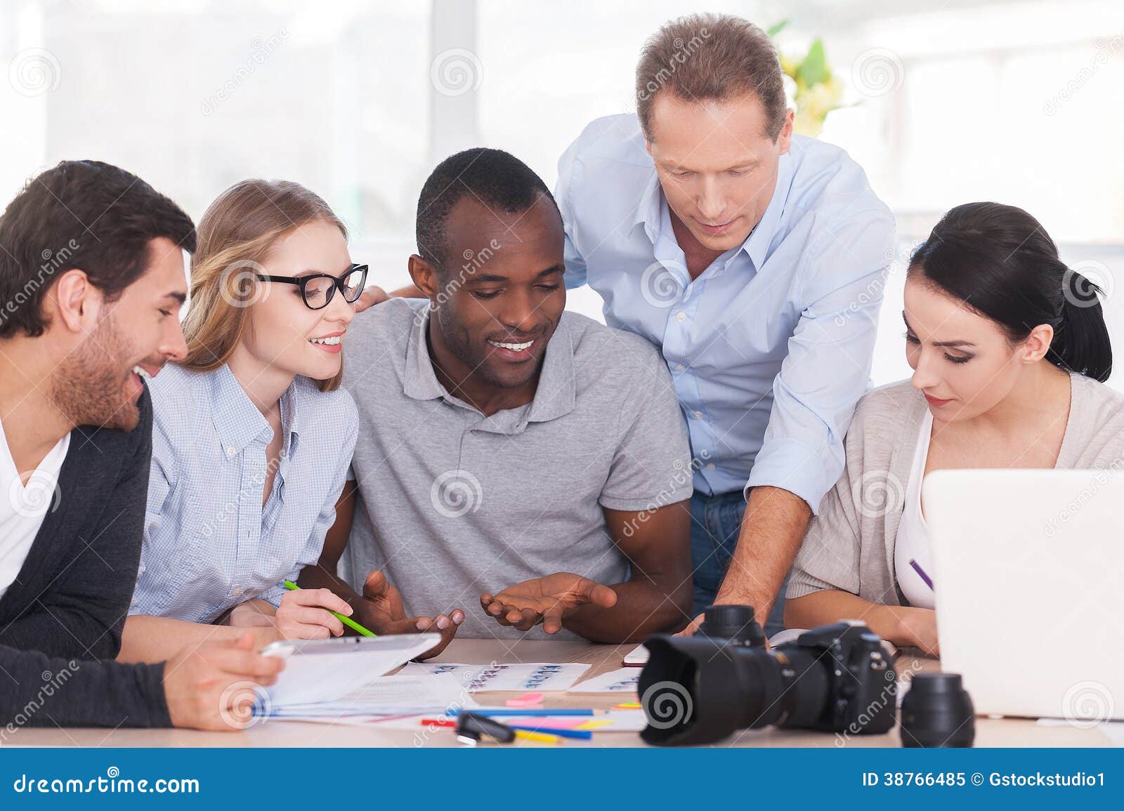 Neues Projekt Zusammen Besprechen. Stockbild - Bild von geschäft ...