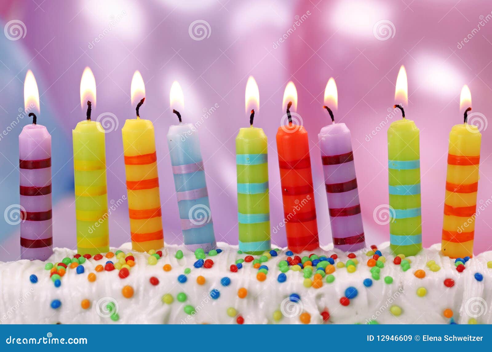 Neuf Bougies D'anniversaire Image stock - Image du spécial, dessert ...