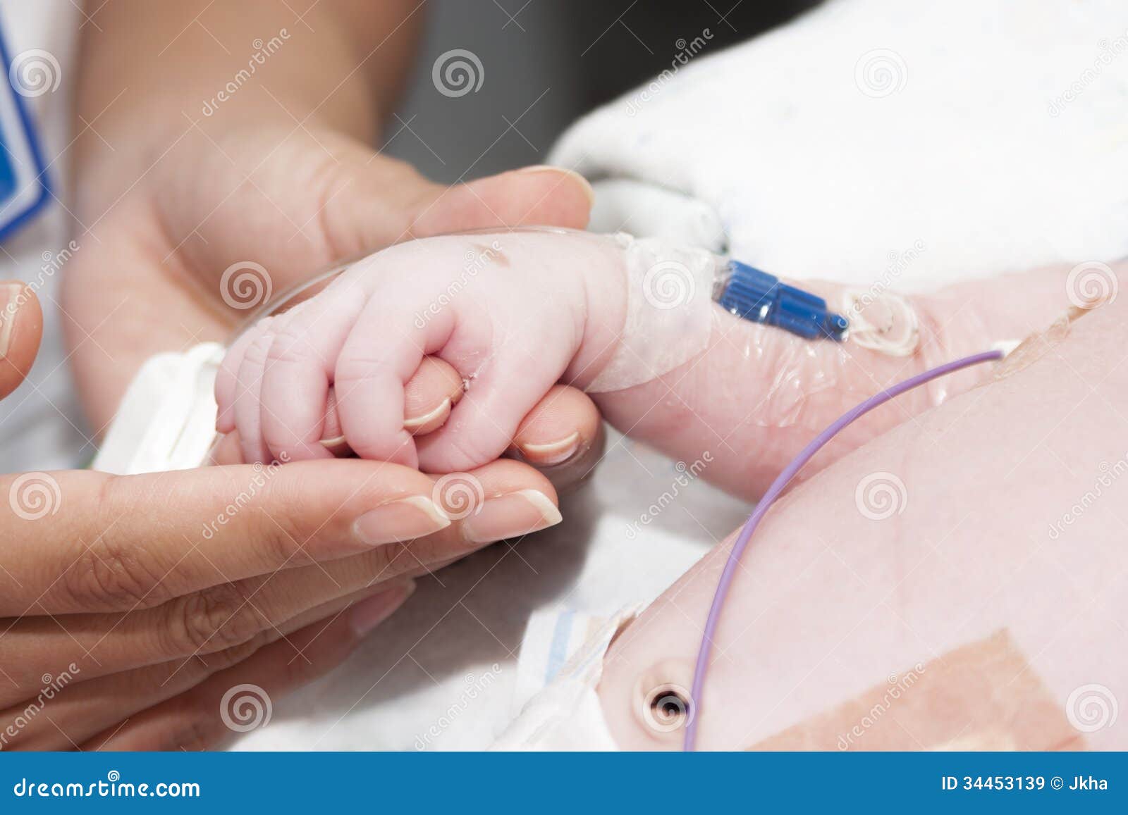 Neugeboren und Hand stockbild. Bild von junge, latino - 34453139