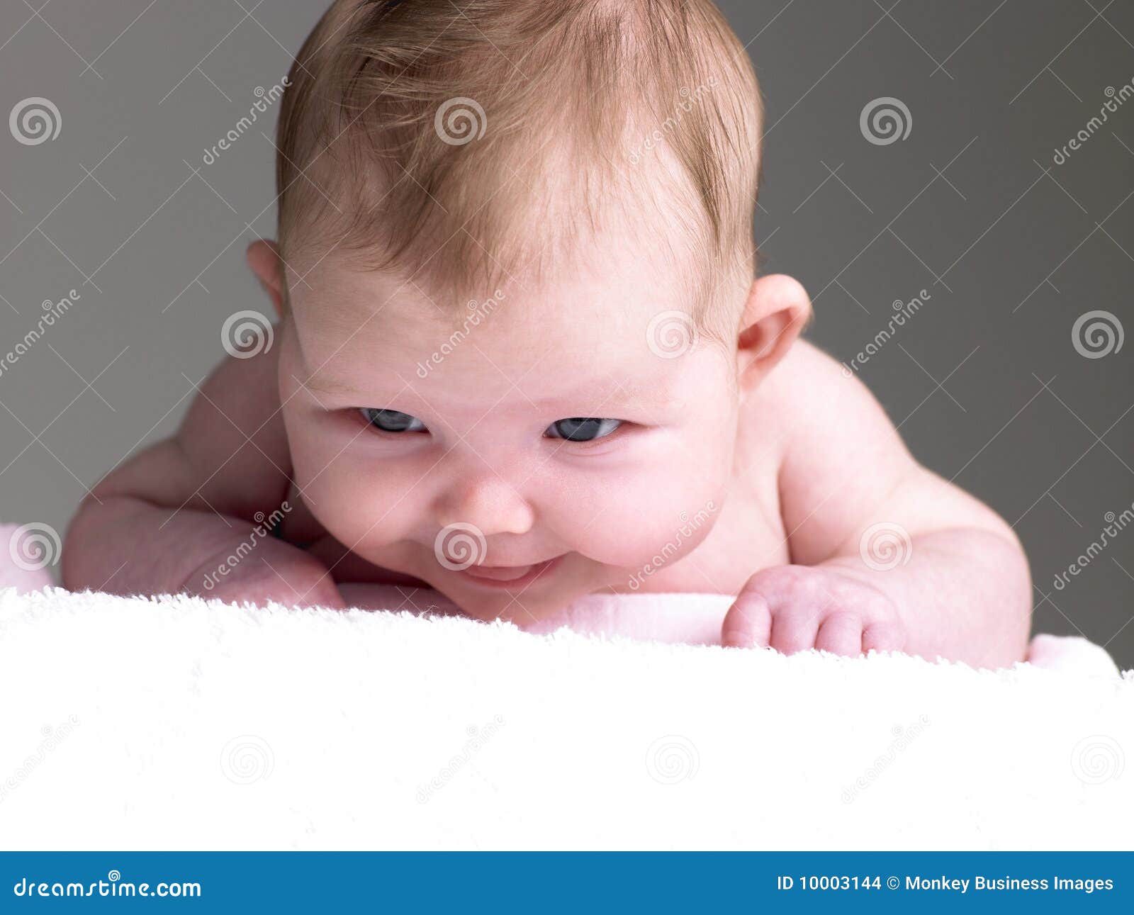 Neugeborenes Baby auf Tuch stockfoto. Bild von nett, legen - 10003144
