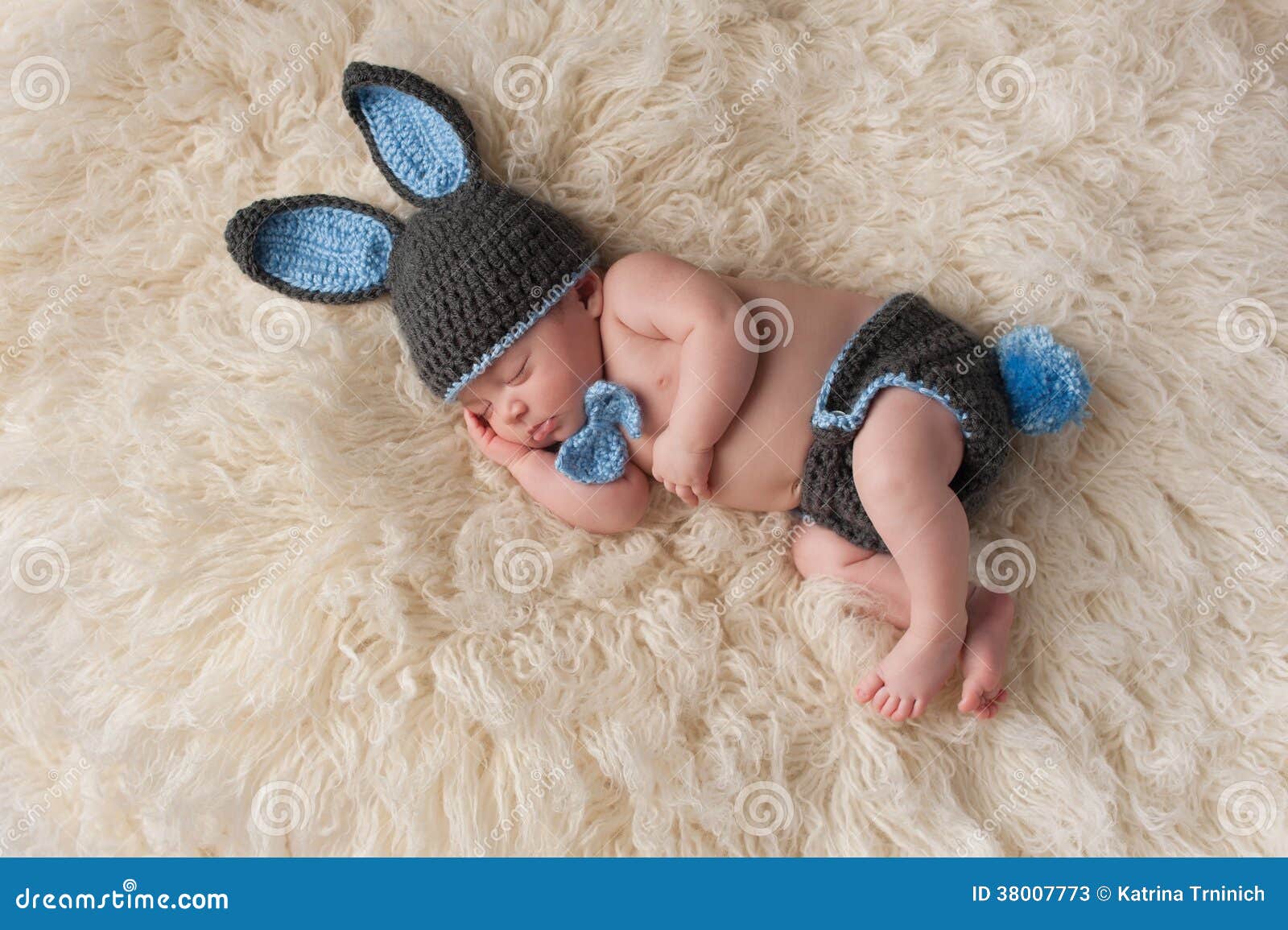Neugeborenes Baby in Bunny Rabbit Costume Stockbild - Bild von ...