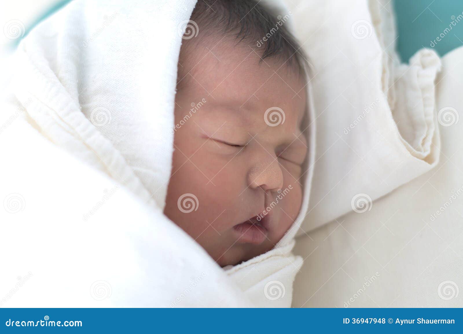 Neugeborenes Baby in Den Windeln Stockfoto - Bild von wunder, rest ...