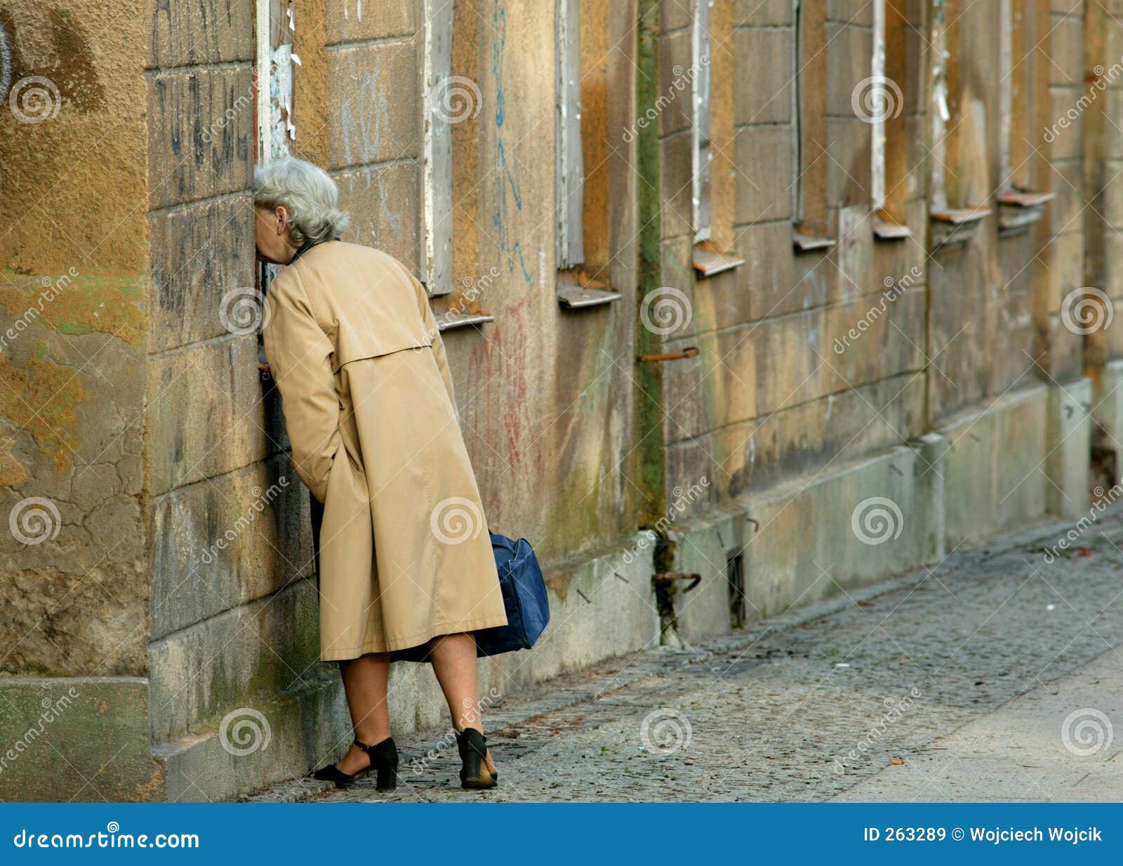 Neugier redaktionelles stockbild. Bild von neugier, gebäude - 263289