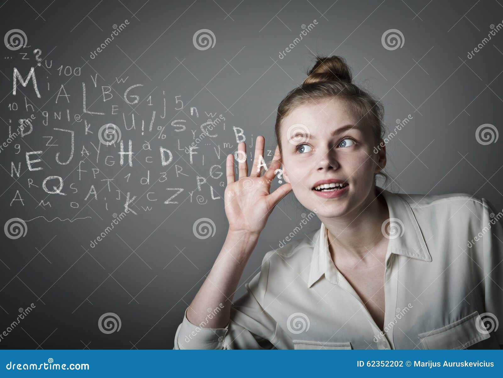 Neugierige Frau im Weiß stockfoto. Bild von gesicht, hören - 62352202