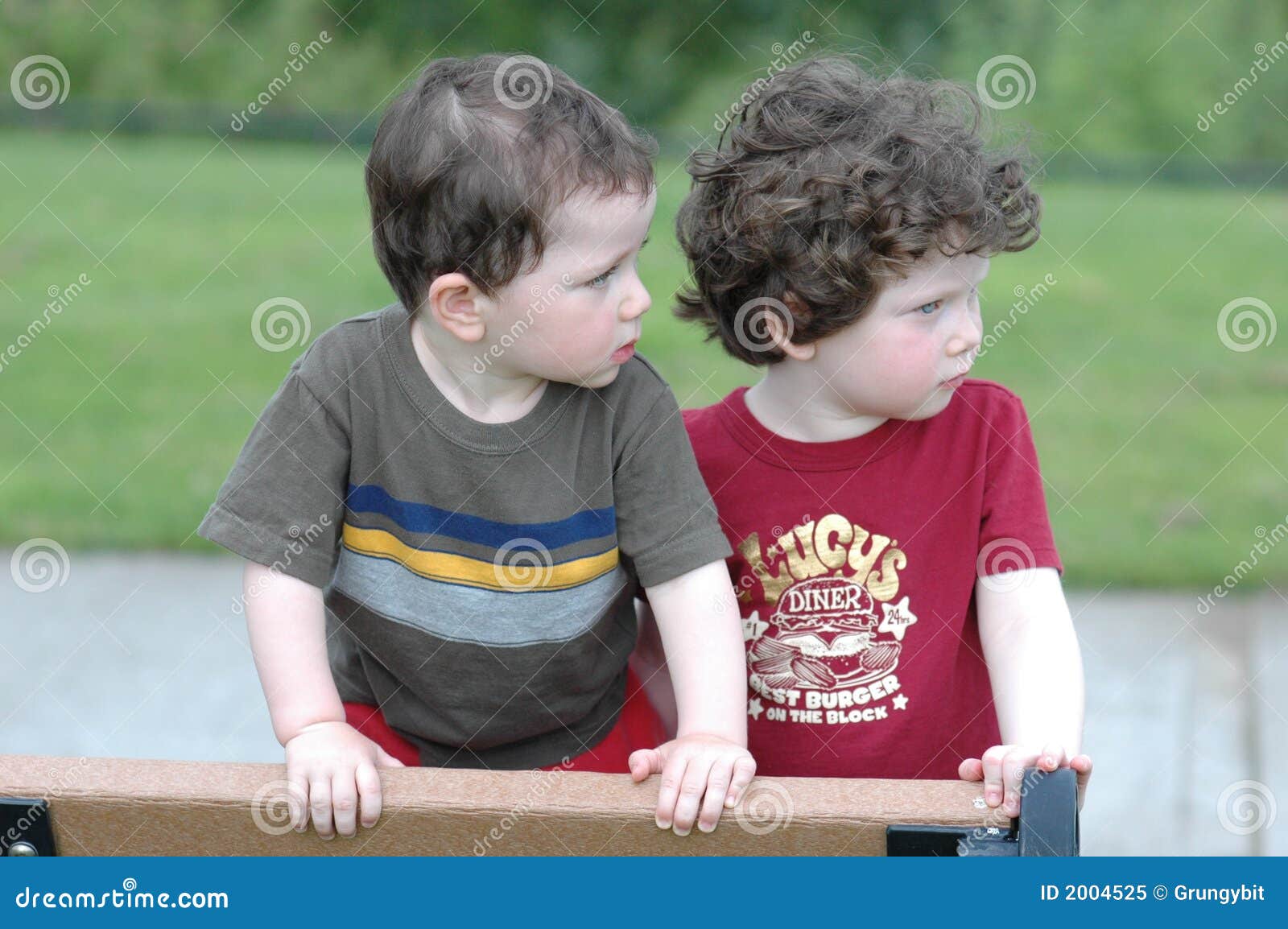 Neugierige Kinder stockbild. Bild von schwester, anstarren - 2004525