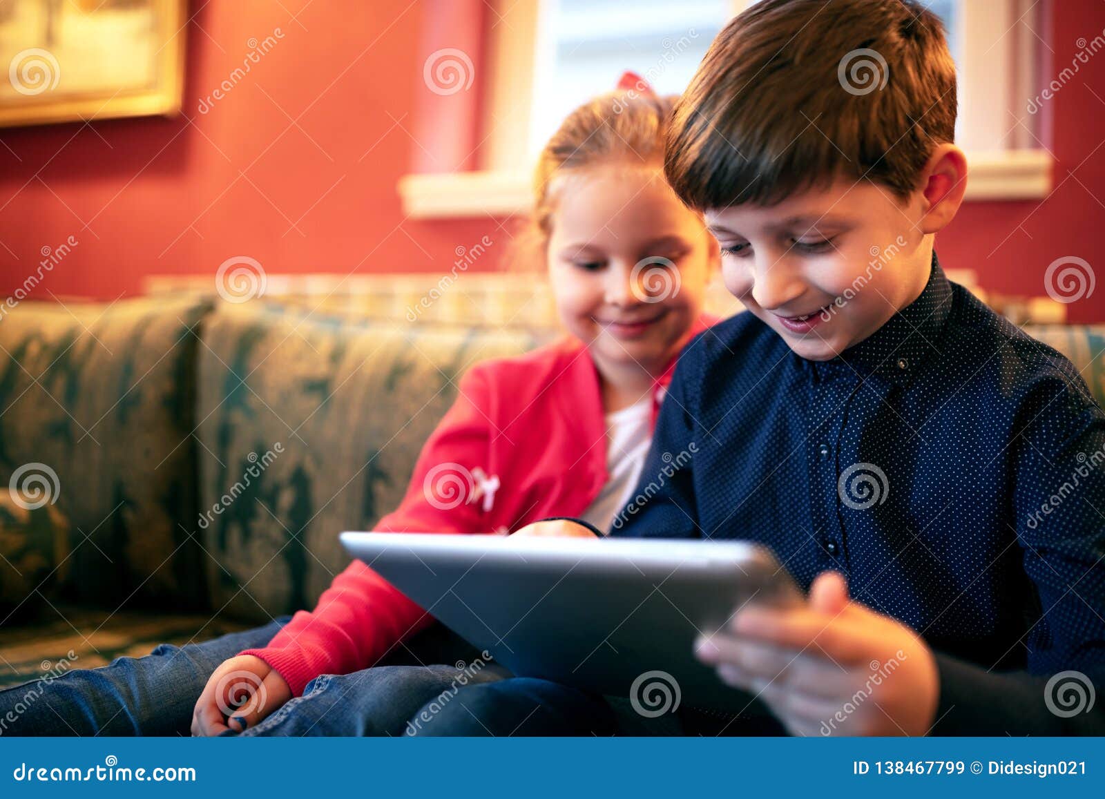 Neugierige Kinder Auf Dem Abenteuer Stockbild - Bild von glück, spielen ...