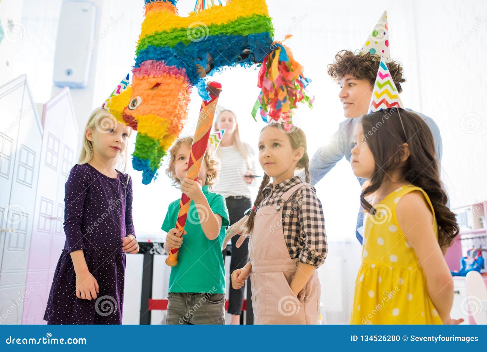 Neugierige Kinder, Die Um Pinata Stehen Stockfoto - Bild von frauen ...