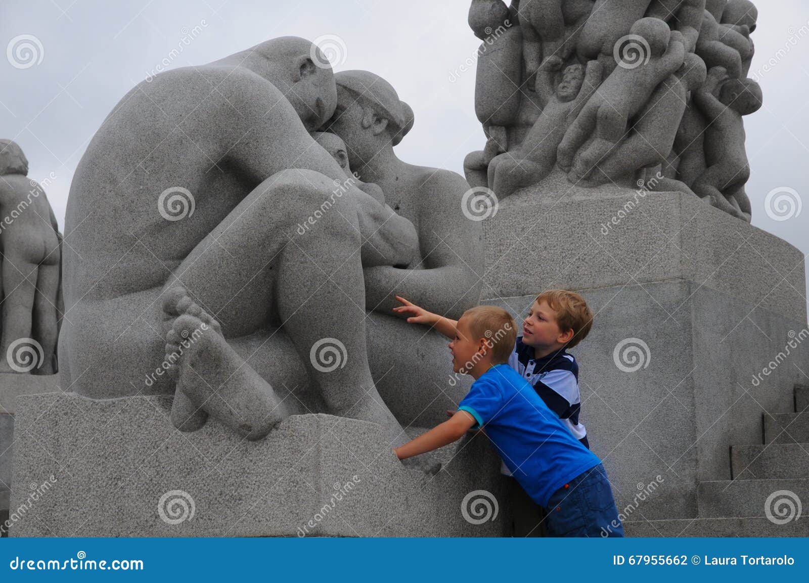 Neugierige Kinder in Oslo redaktionelles stockfotografie. Bild von mann ...