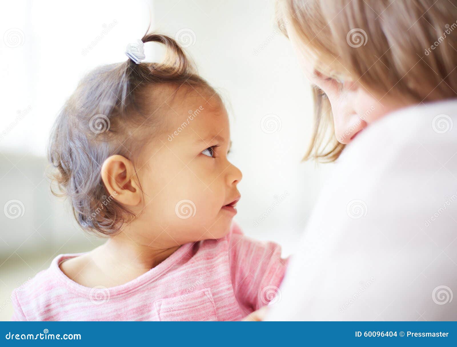 Neugieriges Kind stockfoto. Bild von lebensstil, kind - 60096404