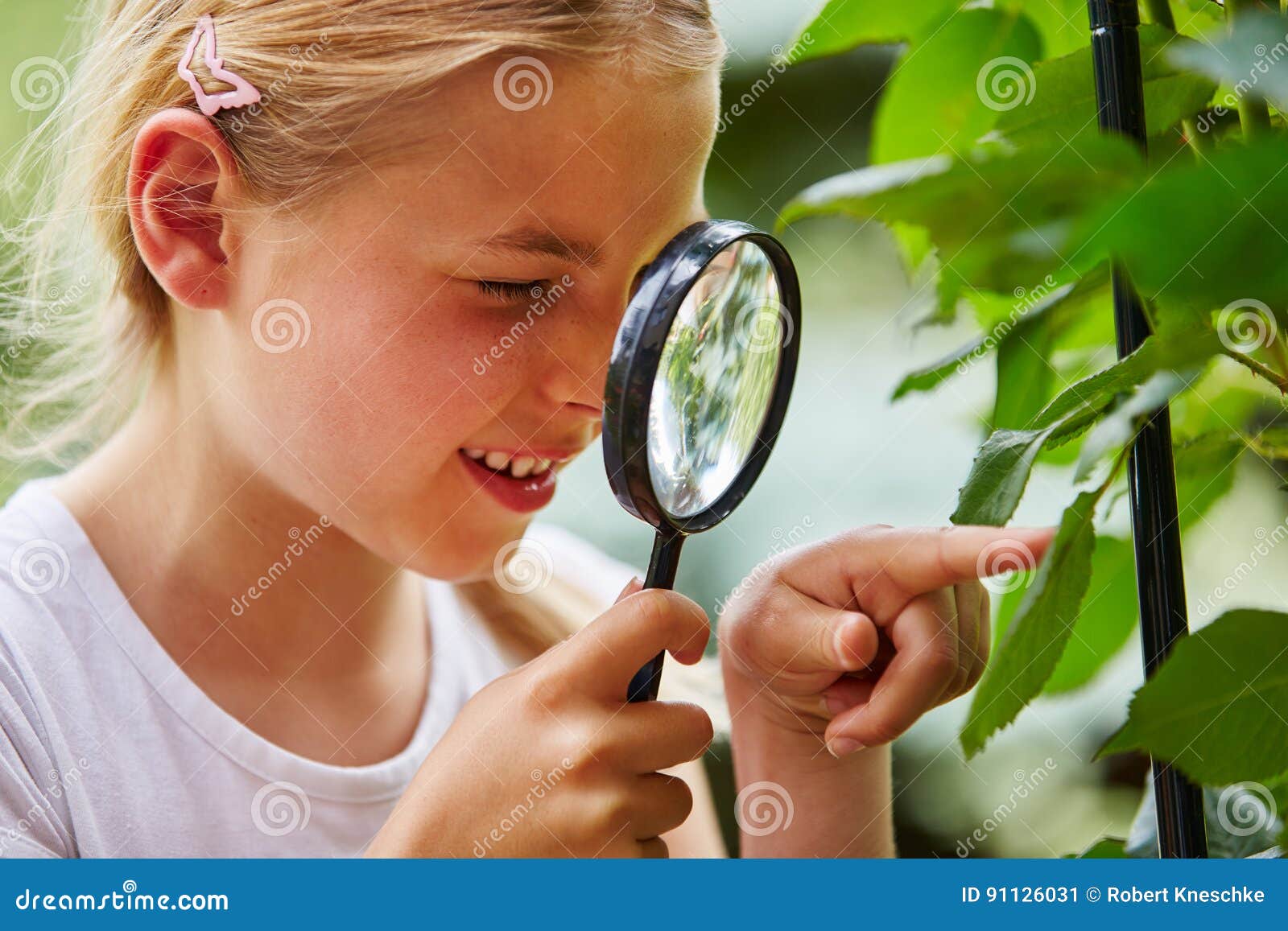 Neugieriges Kind Erforscht Mit Lupe Stockbild - Bild von detektiv ...