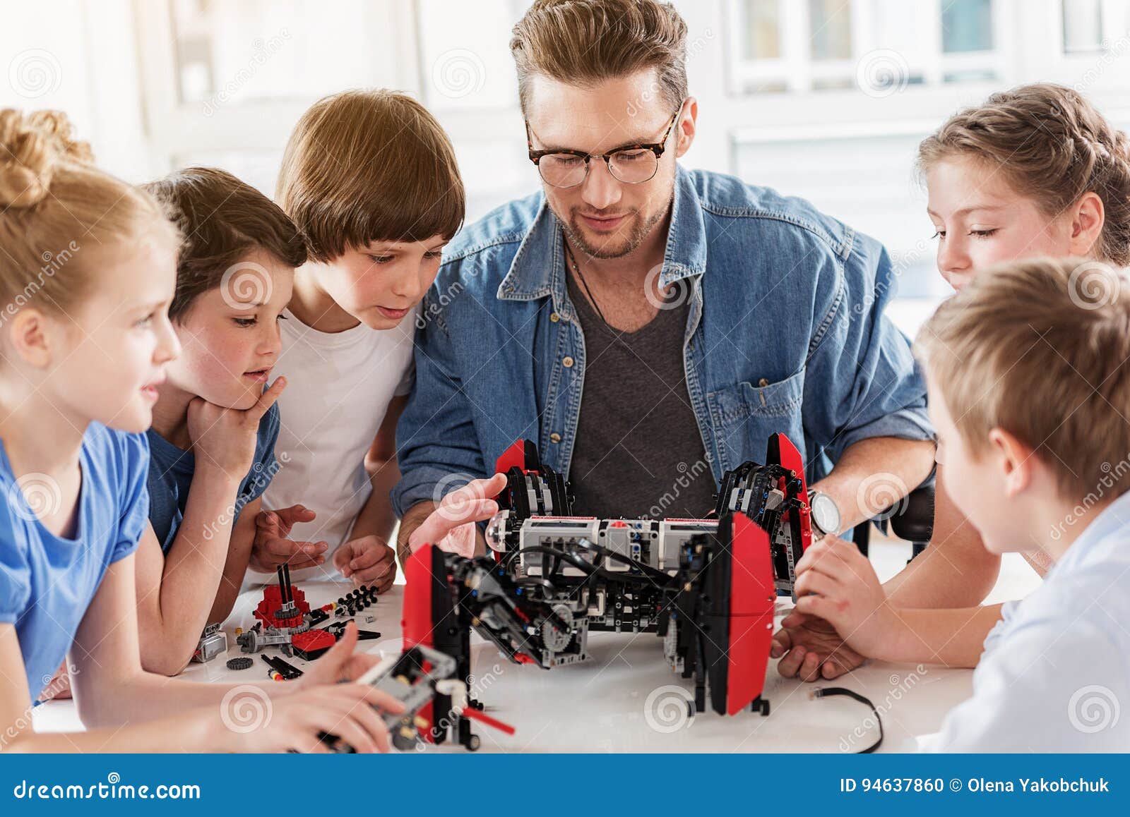 Neugieriges Technisches Team, Das Mit Roboter Arbeitet Stockfoto - Bild ...