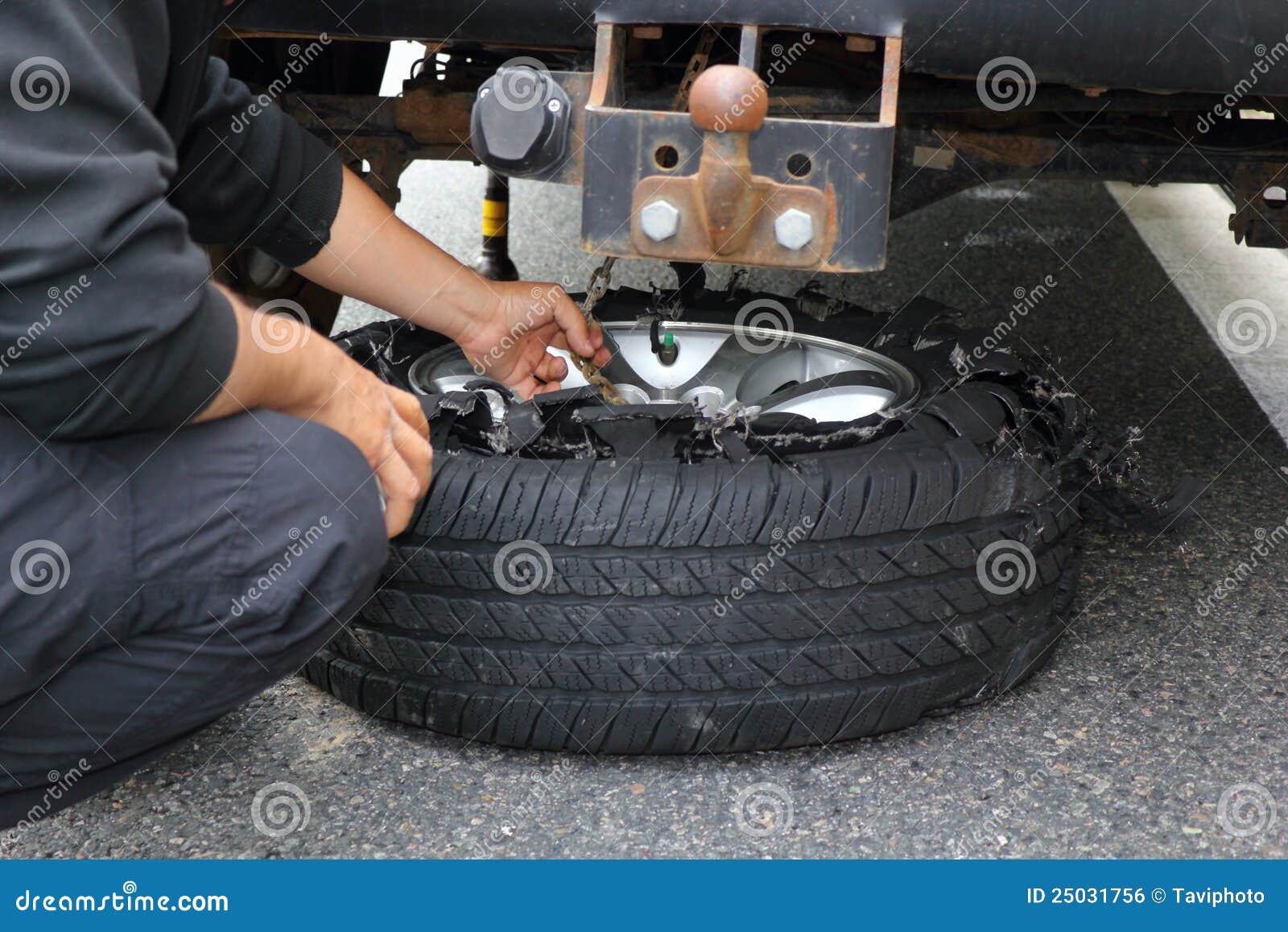 Neumático estallado foto de archivo. Imagen de nuevo - 25031756