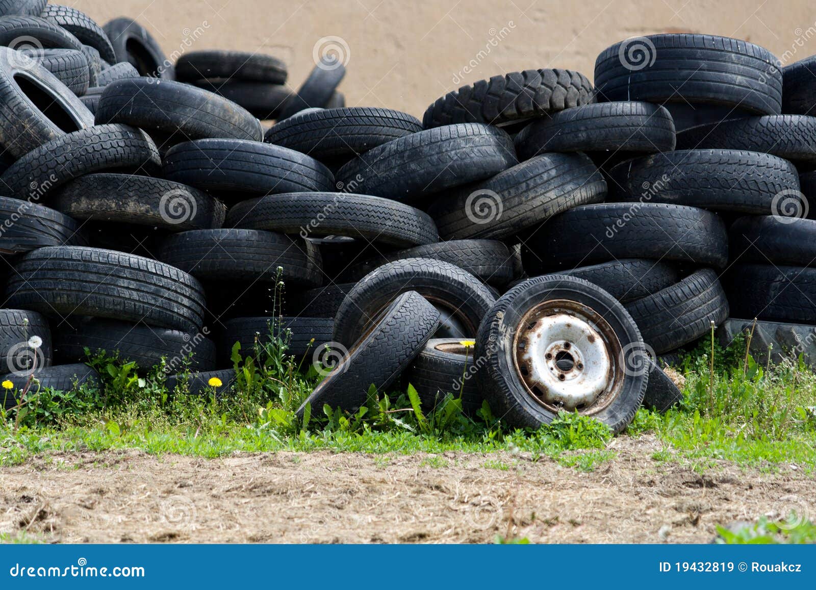 Neumáticos viejos imagen de archivo. Imagen de transporte - 19432819