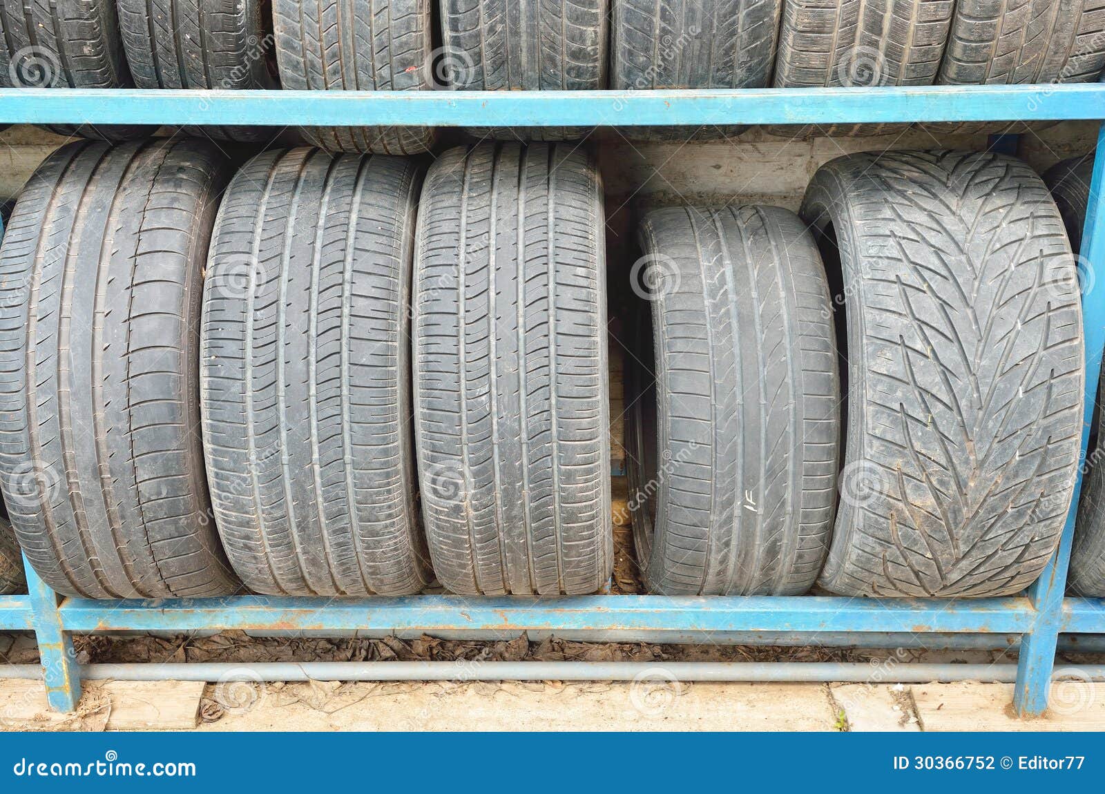 Neumáticos Viejos Del Primer Foto de archivo - Imagen de columna ...