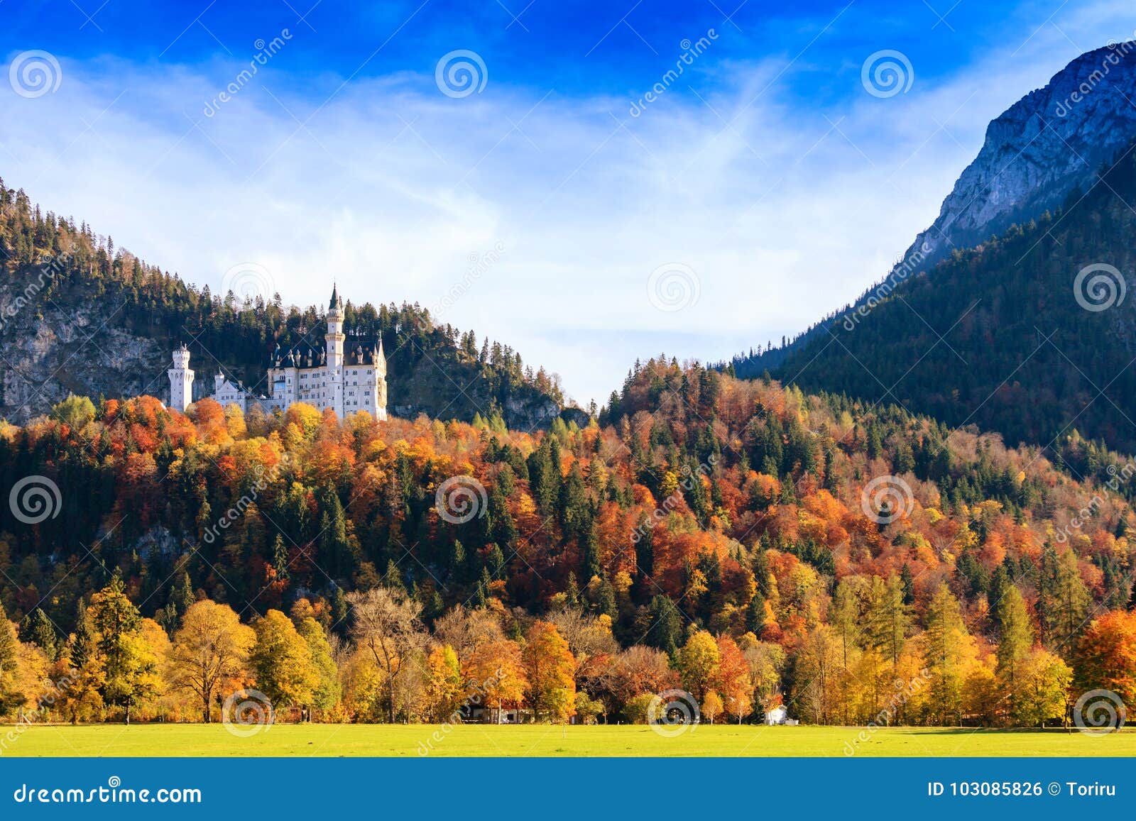 Neuschwanstein Castle in Autumn Editorial Photo - Image of ...