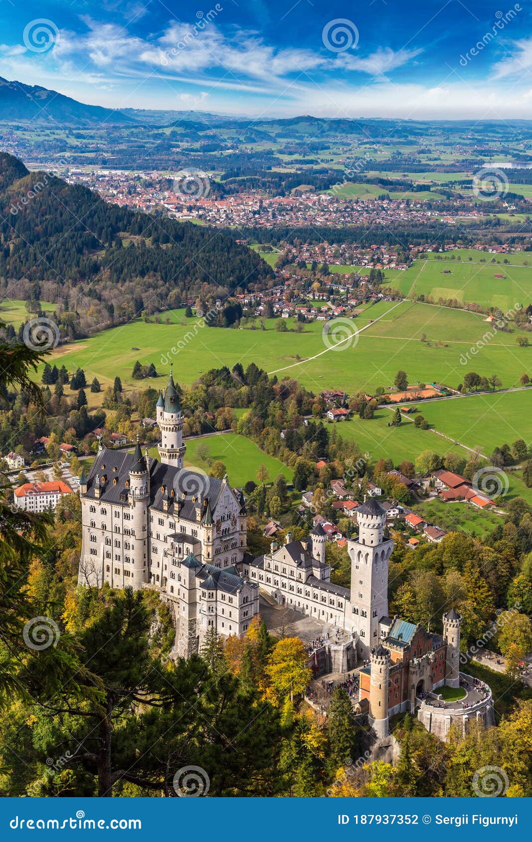Neuschwanstein castle editorial photography. Image of castle - 187937352