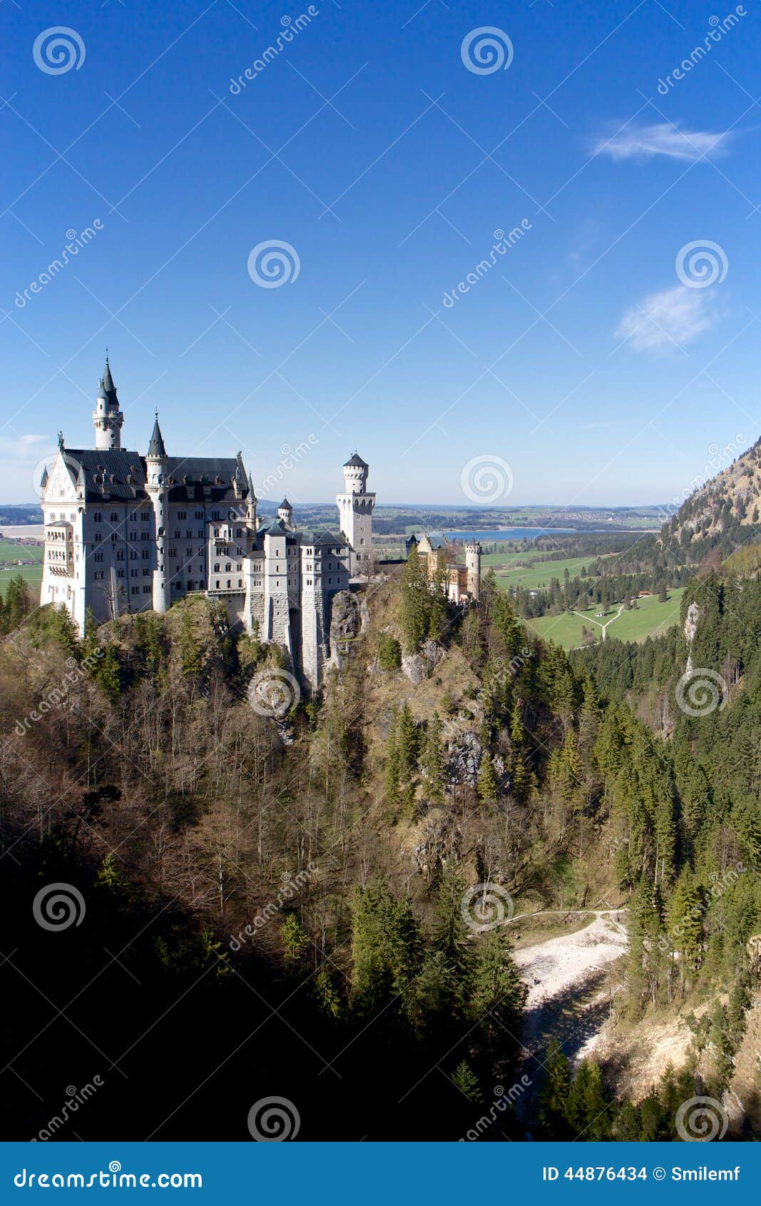 Neuschwanstein Kasztel W Dolinie Zdjęcie Stock - Obraz złożonej z ...