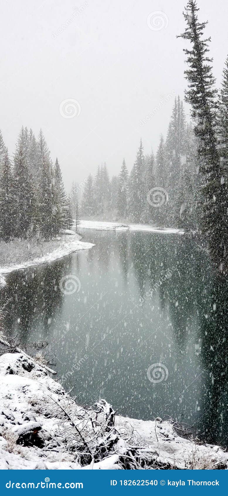 Neve caindo sobre um rio foto de stock. Imagem de cachoeira - 182622540