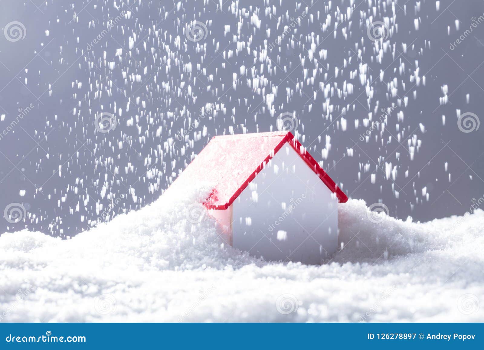Neve Che Cade Sulla Camera Con Red Roof Immagine Stock - Immagine di ...