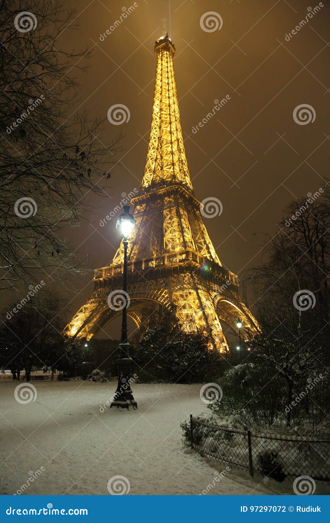 Neve Rara Em Paris Perto Da Torre Eiffel Fotografia Editorial - Imagem ...
