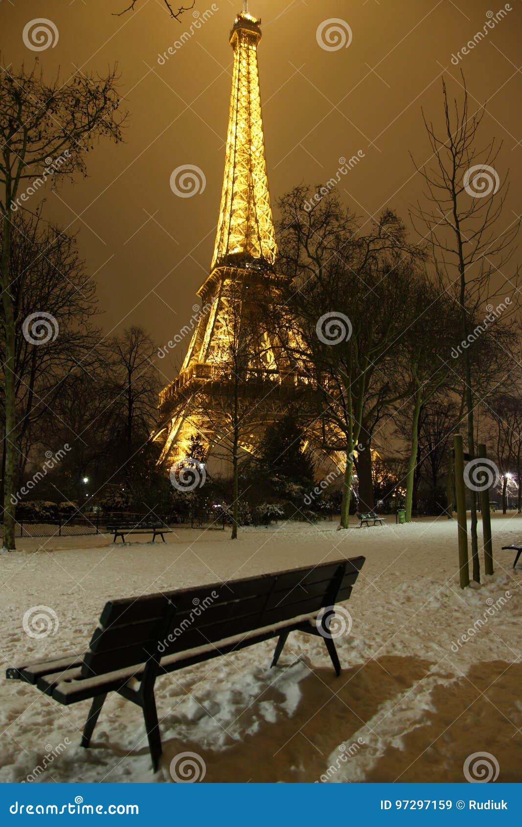 Neve Rara Em Paris Perto Da Torre Eiffel Imagem de Stock Editorial ...