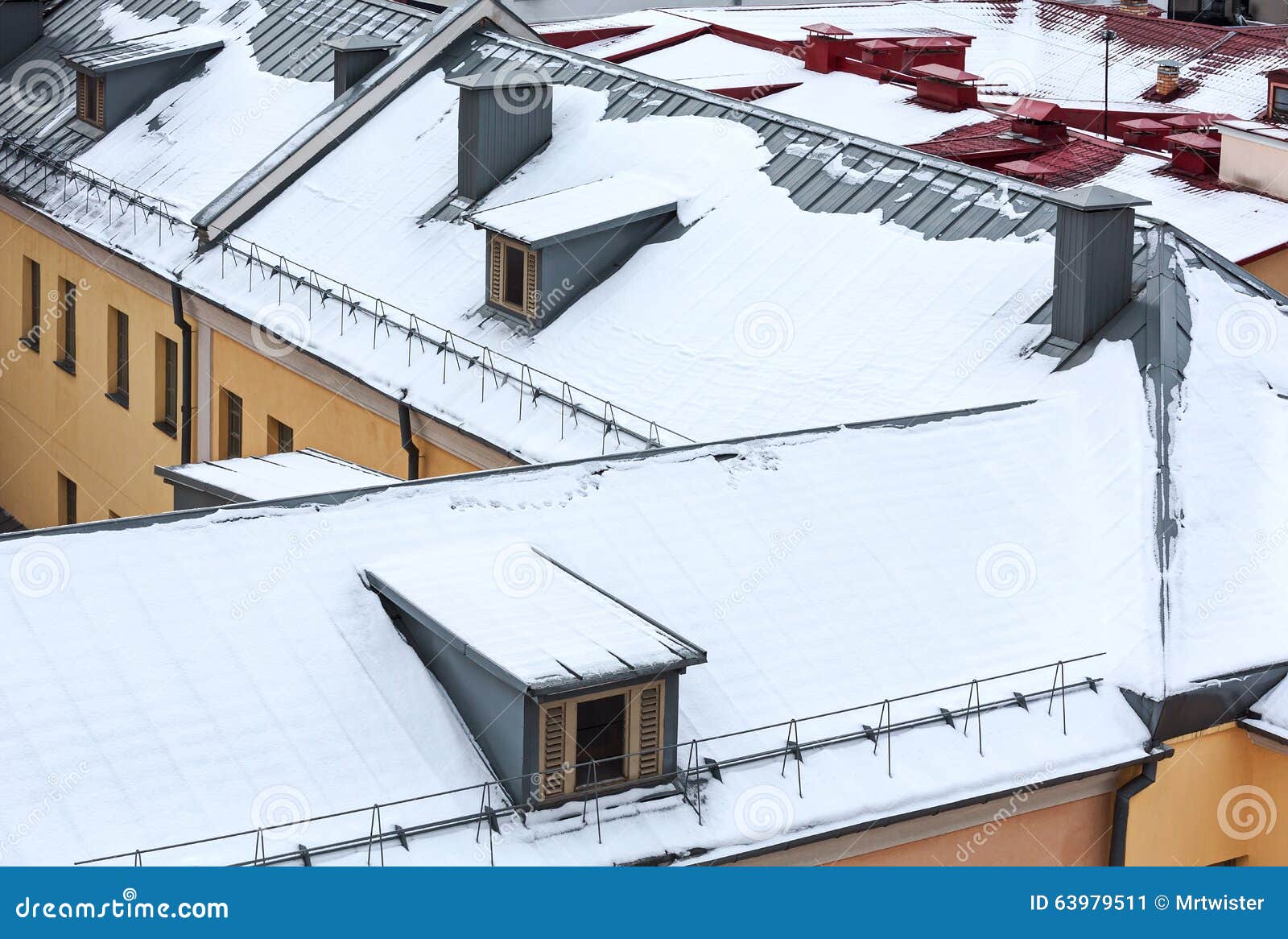 Neve sui tetti delle case immagine stock. Immagine di vecchio - 63979511