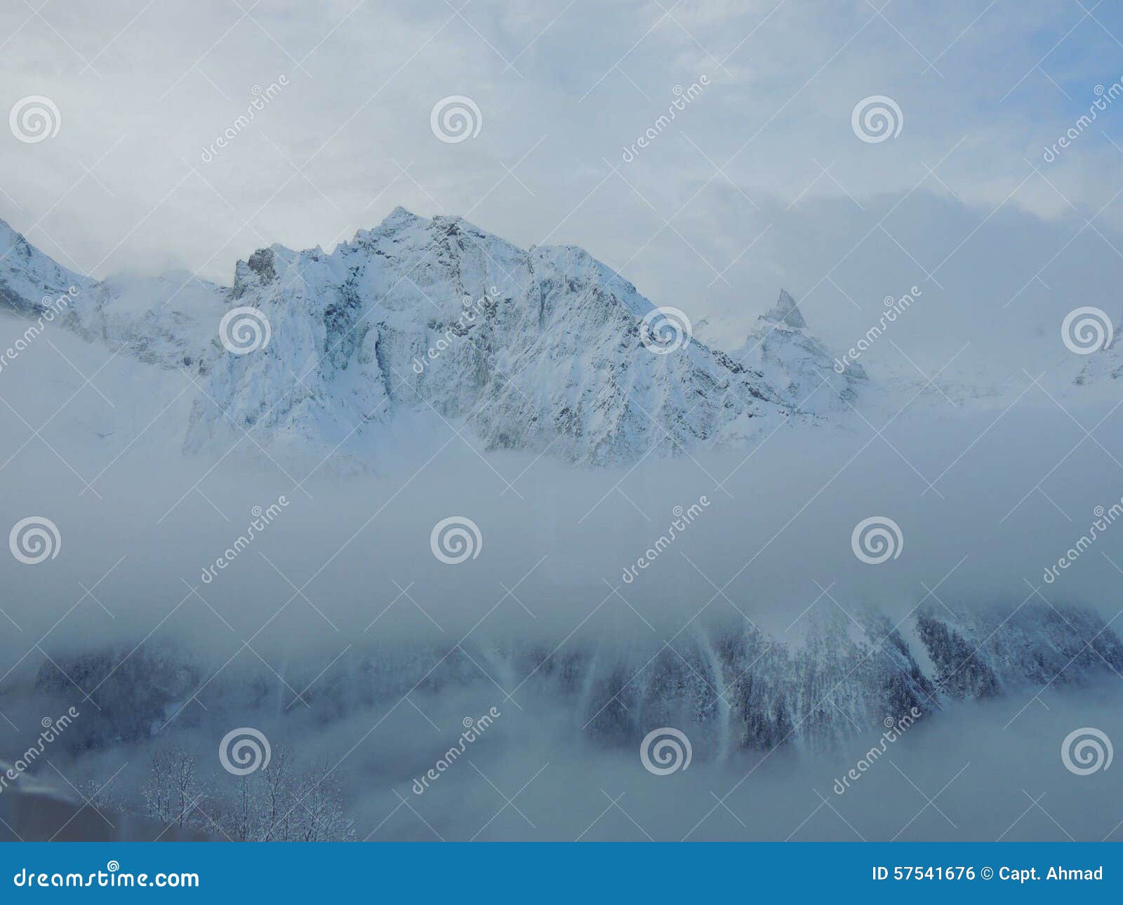 Nevoso foto de archivo. Imagen de invierno, pista, cielo - 57541676