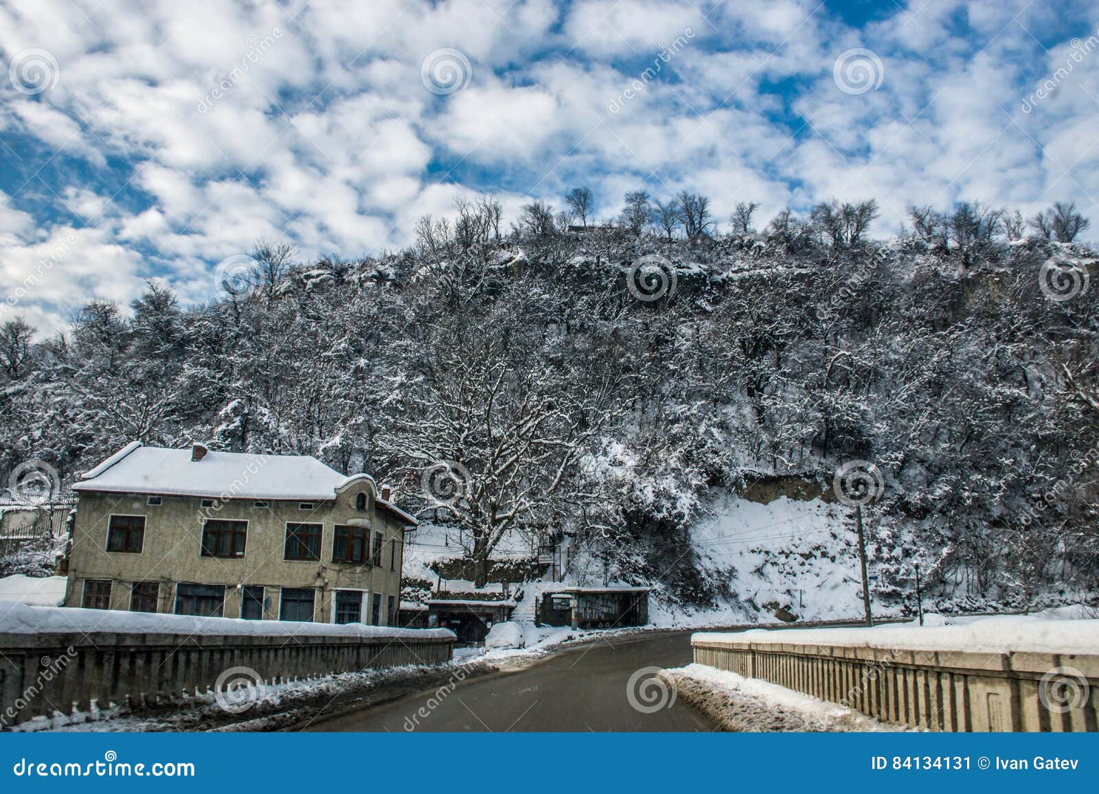 Nevoso immagine stock. Immagine di ventoso, ponticello - 84134131