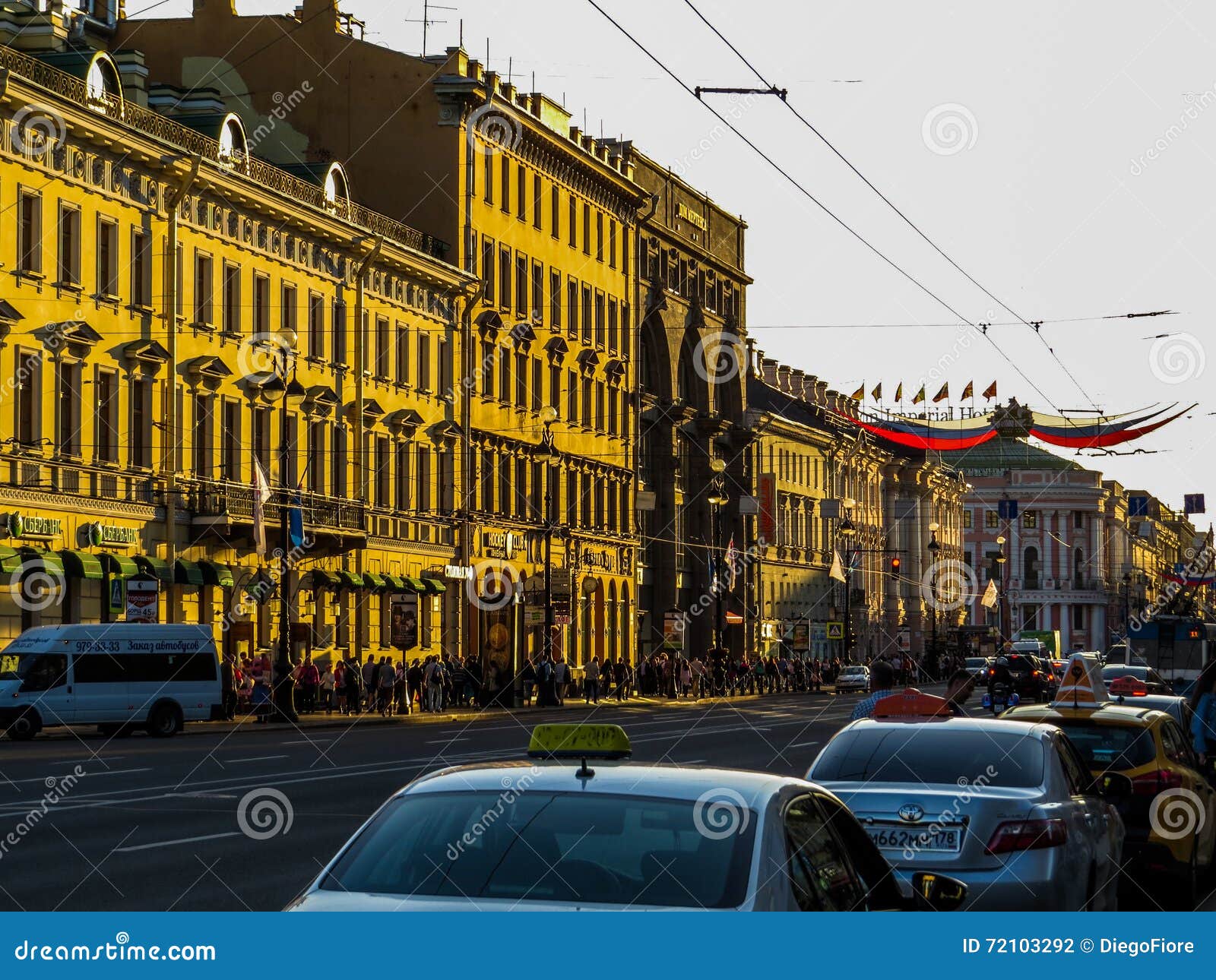 Nevskiy prospekt redaktionelles stockfotografie. Bild von leute - 72103292